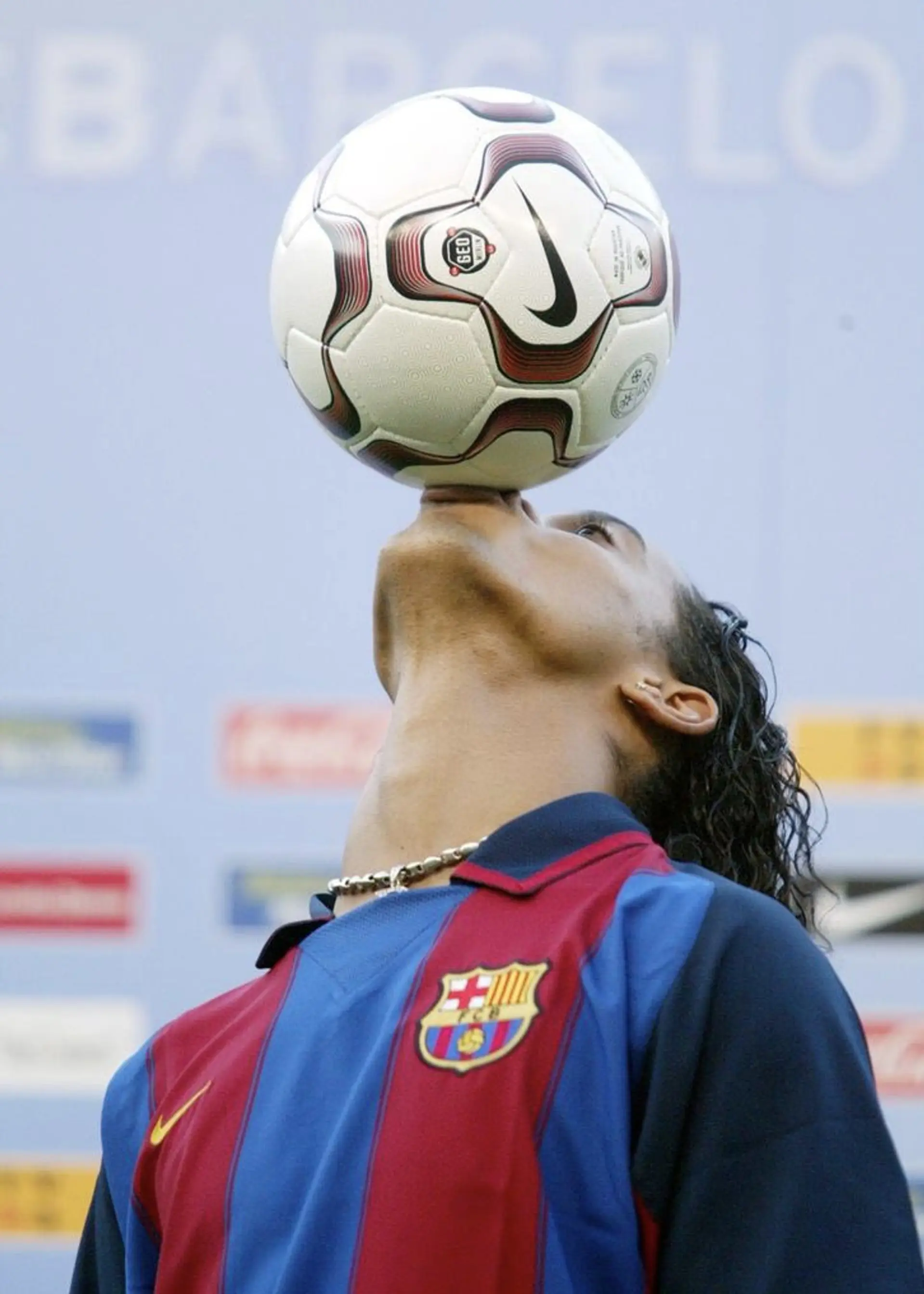 Un moment emblématique de Ronaldinho que Lewandowski a recréé lors de ...