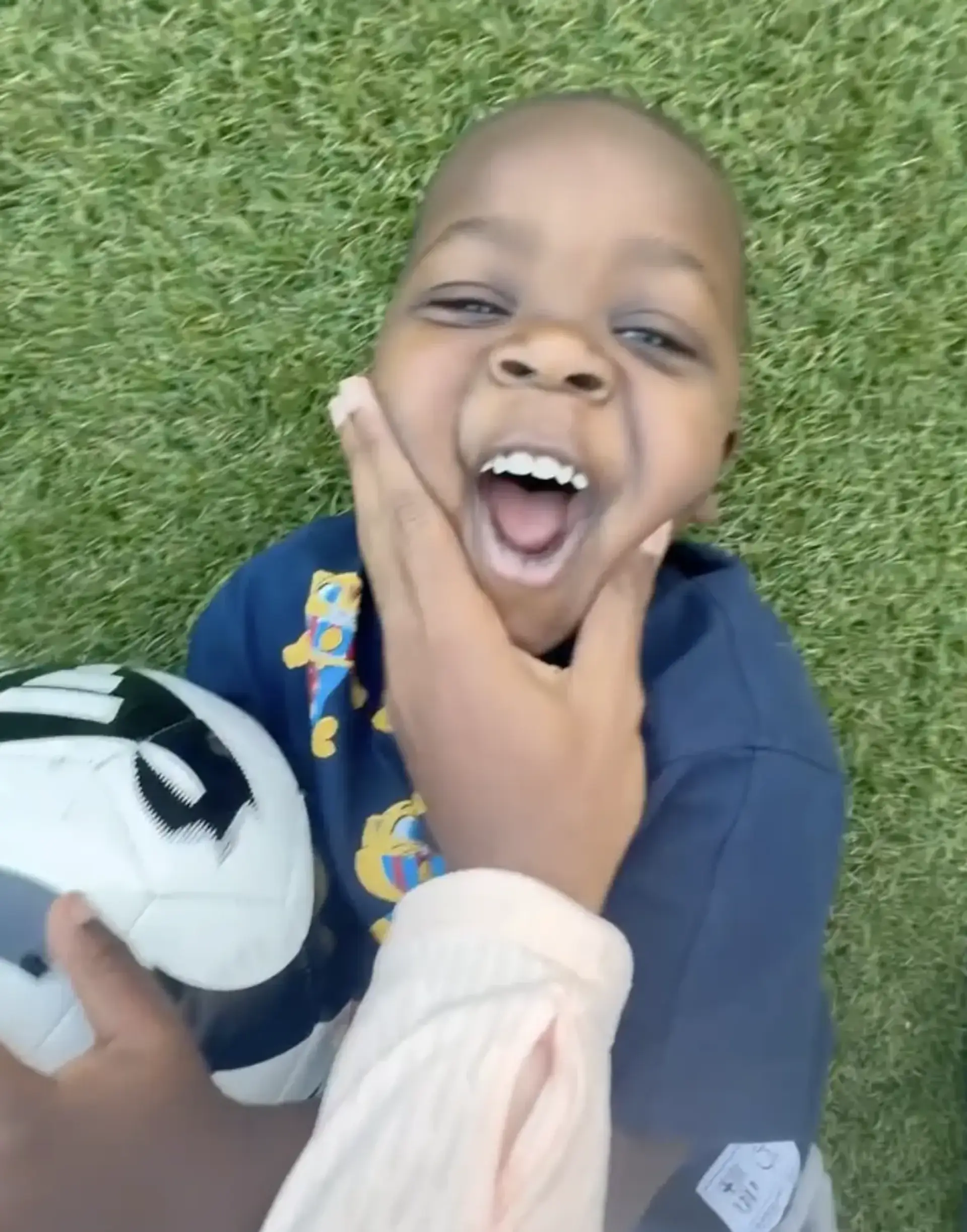 Lamine Yamal schools baby brother Keyne in 1v1 — knocks him flat to the ...