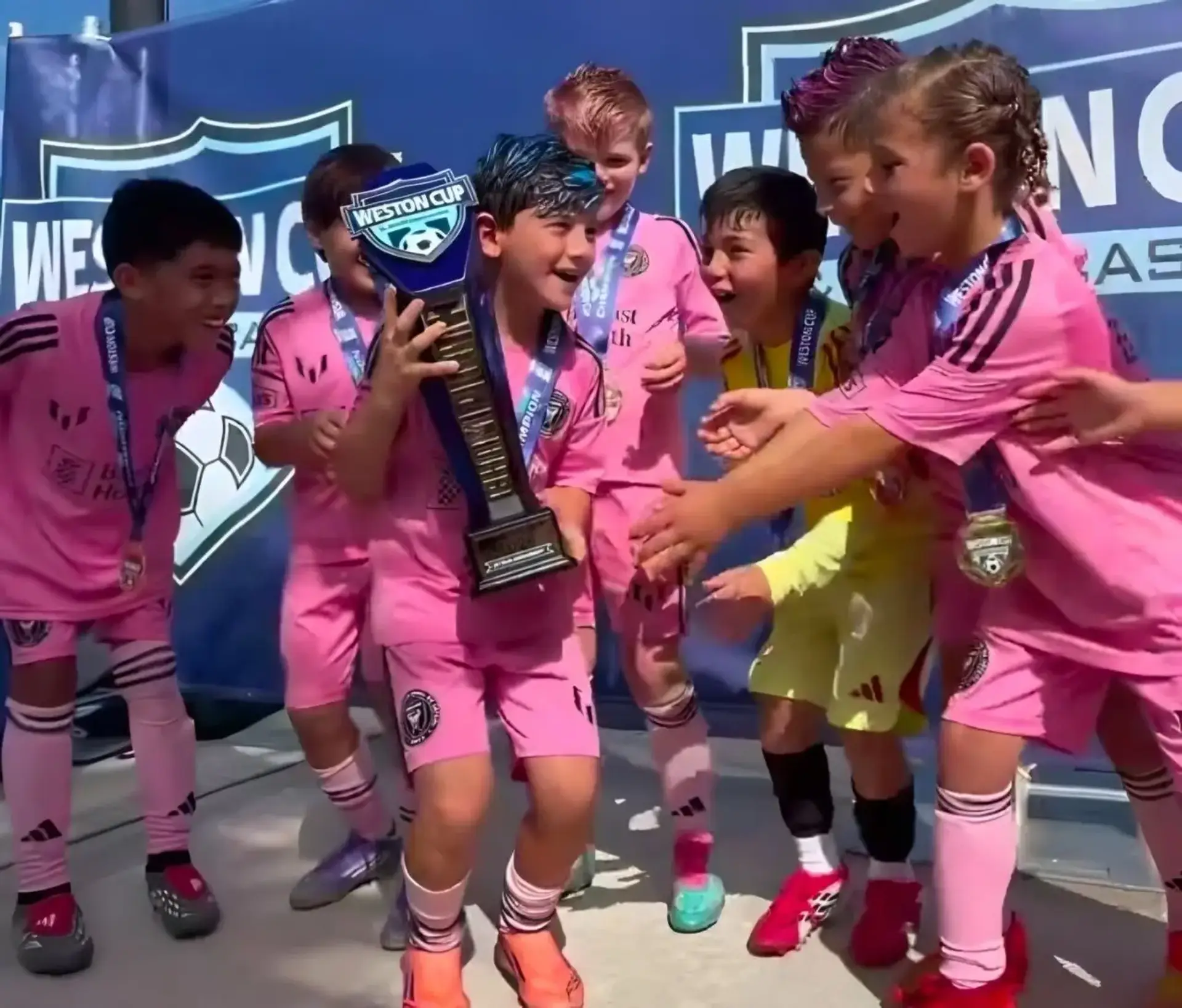 Léo Messi, un père fier: son fils Ciro remporte la Weston Cup avec les ...