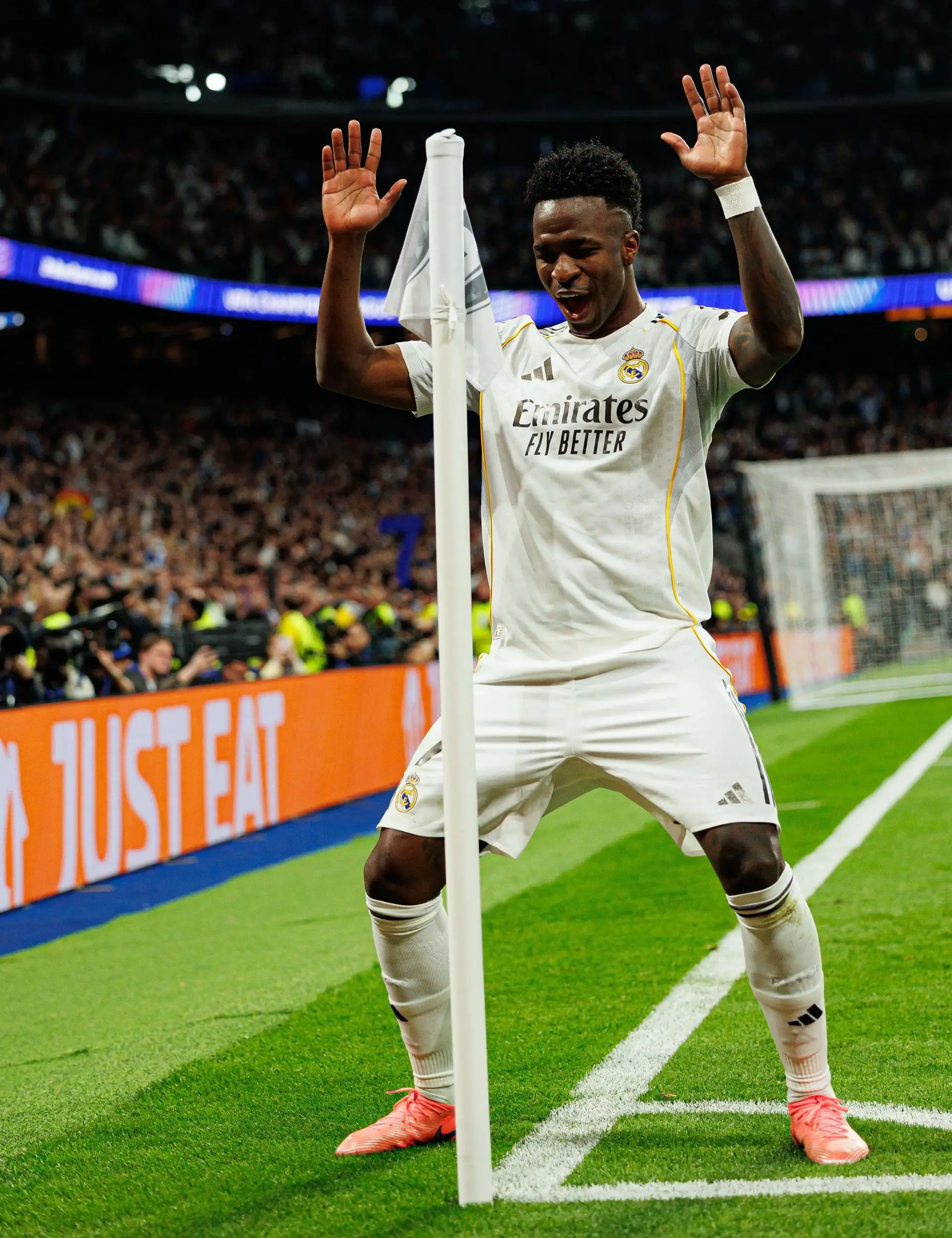 Wesley s’inspire de Vinícius Jr avec une danse au poteau de corner ...