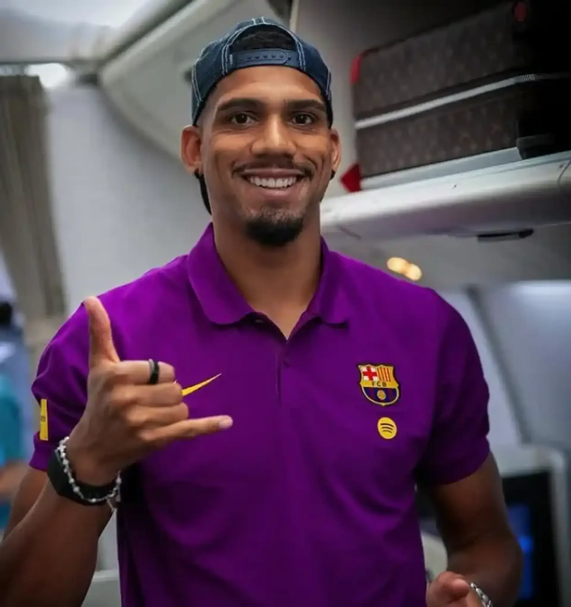 Ronald Araujo trolls Barcelona teammates with bus nap video — Tribuna.com