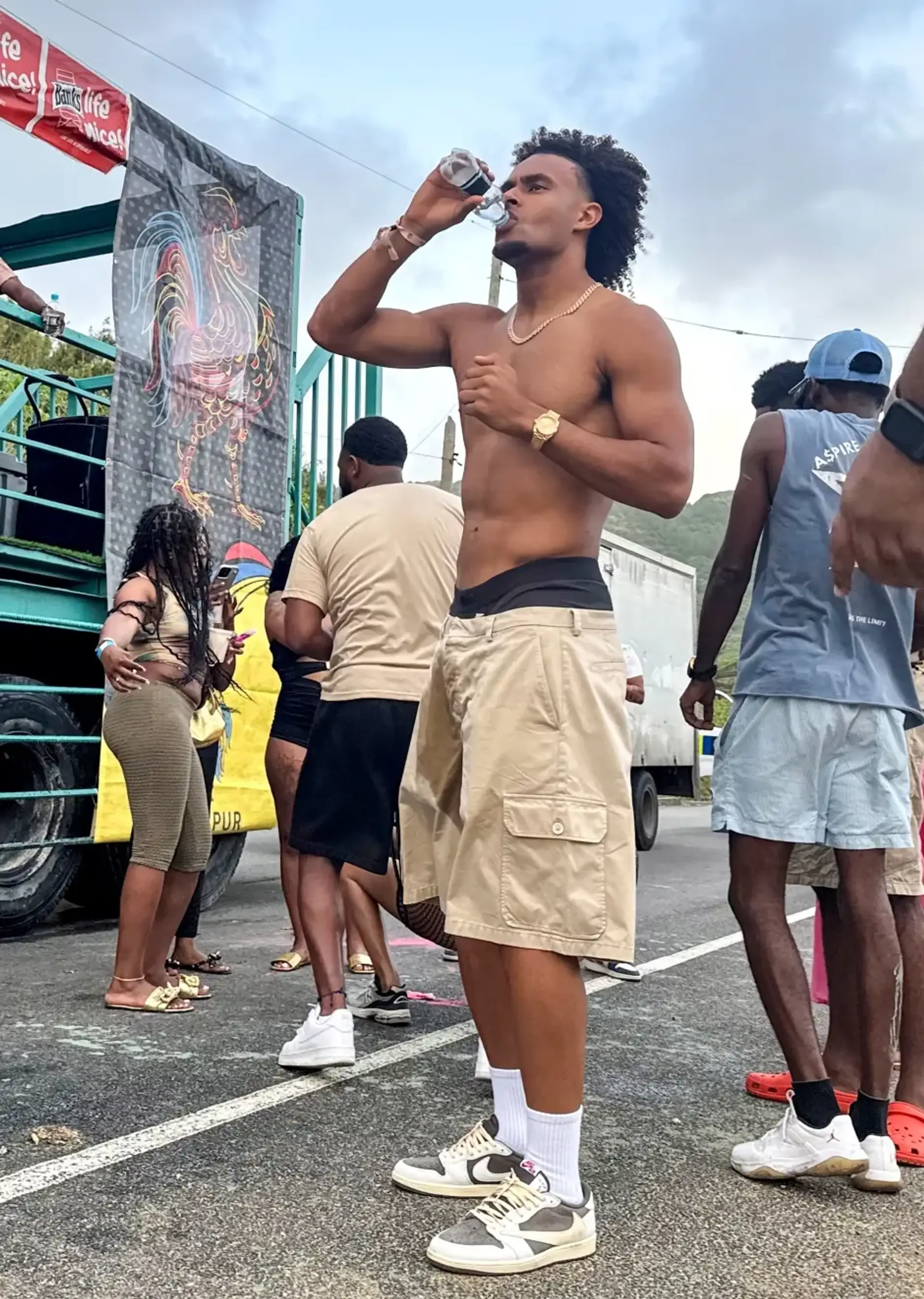Zirkzee lets loose on Barbados vacation, gets twerked on by 'strange ...