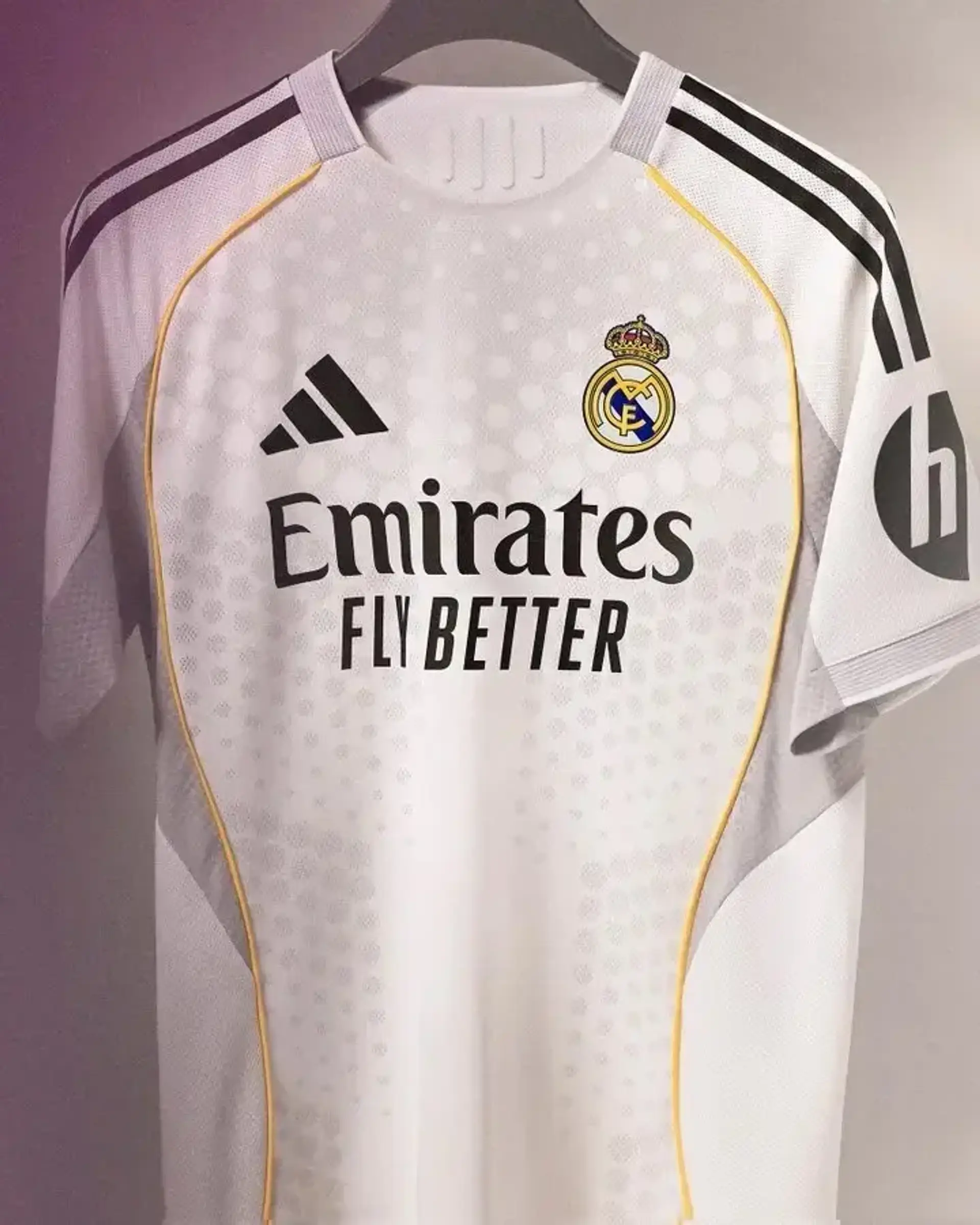 Nouvelles images du maillot 2025/26 du Real Madrid – Bellingham et deux ...