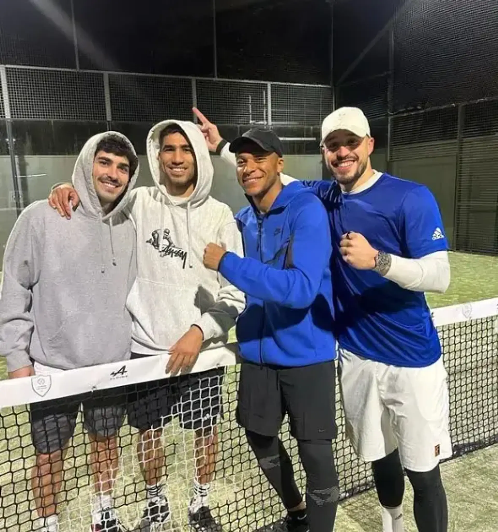 Kylian Mbappé es visto relajándose en París con Achraf Hakimi y una ...