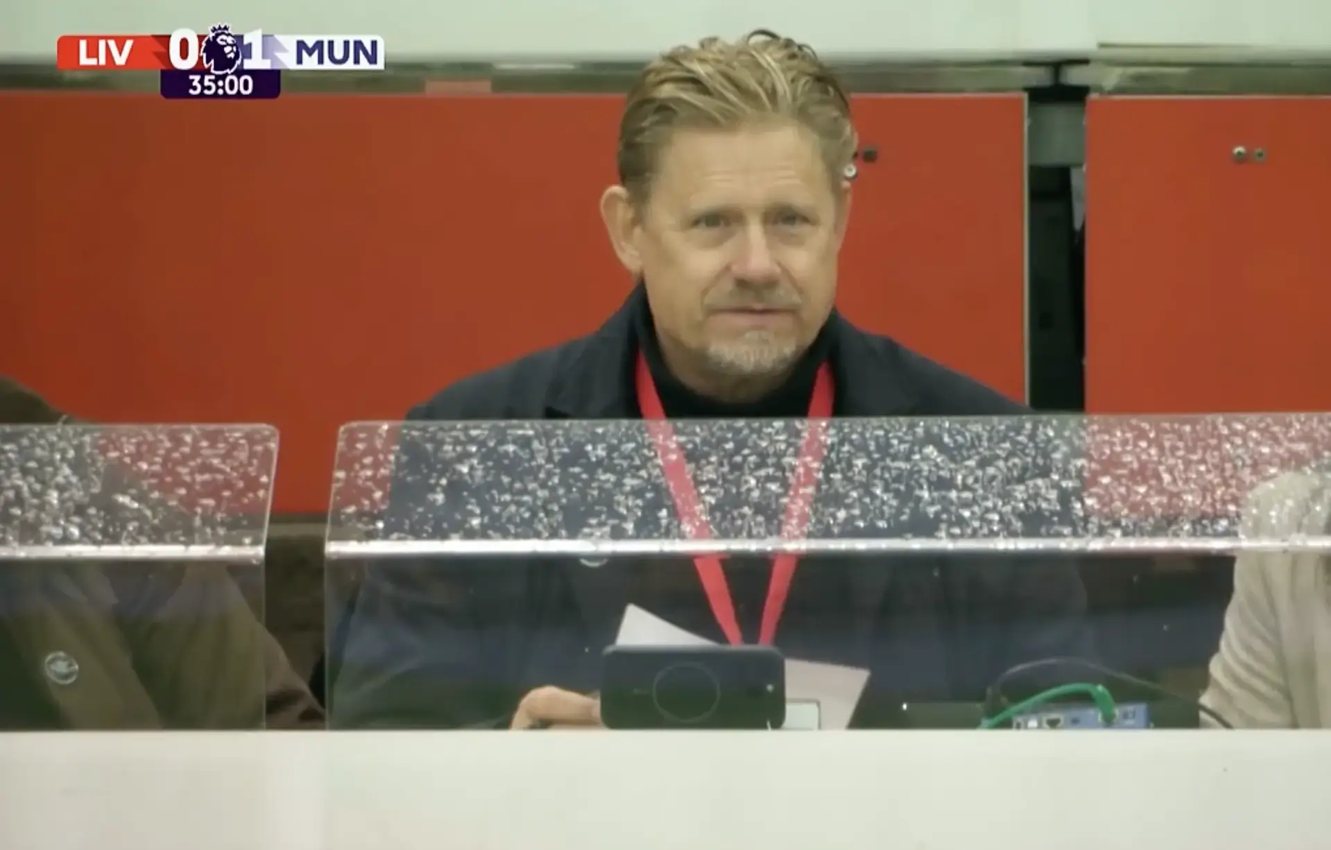 Senne Lammens gets showered with love by Man United players after ...