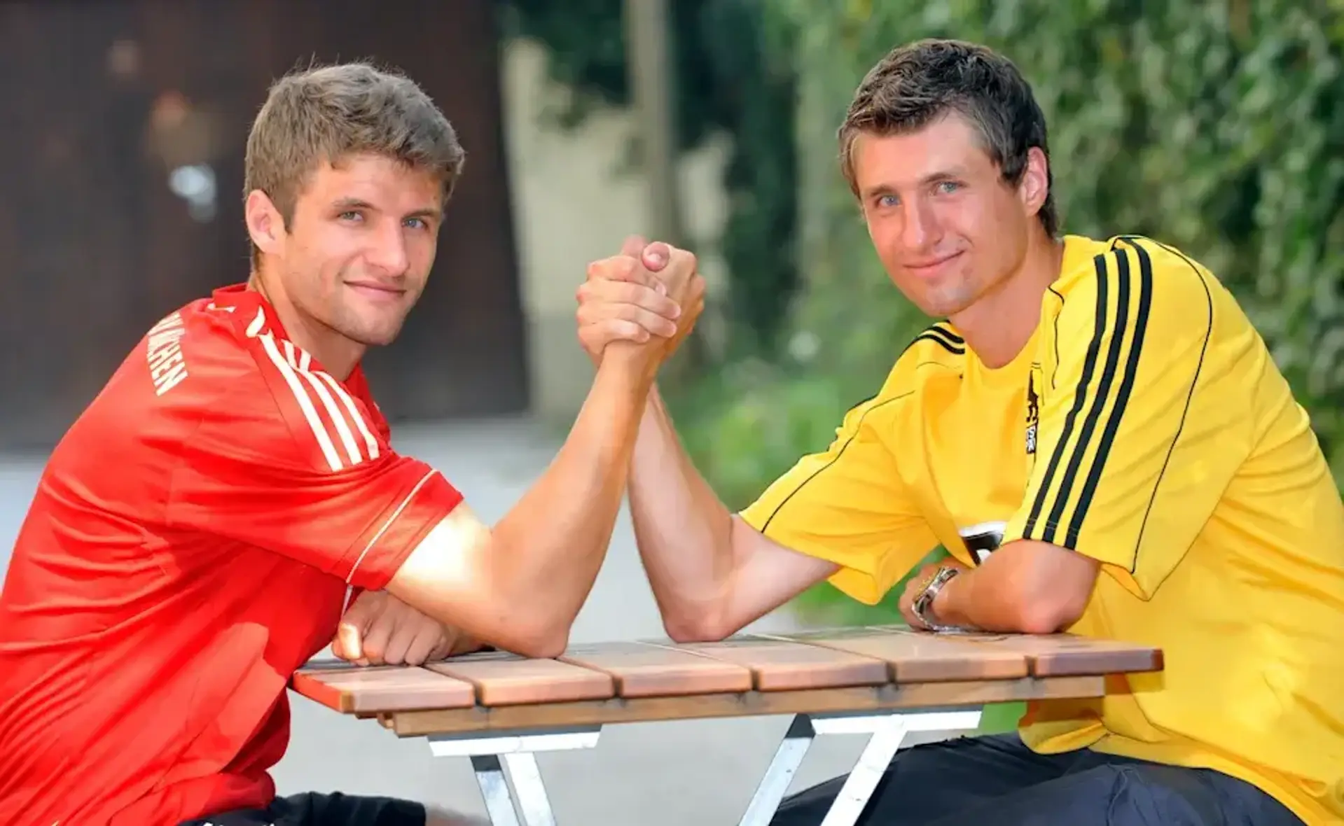 Kaum zu glauben, wo er heute noch spielt: Müllers Bruder Simon erleidet ...
