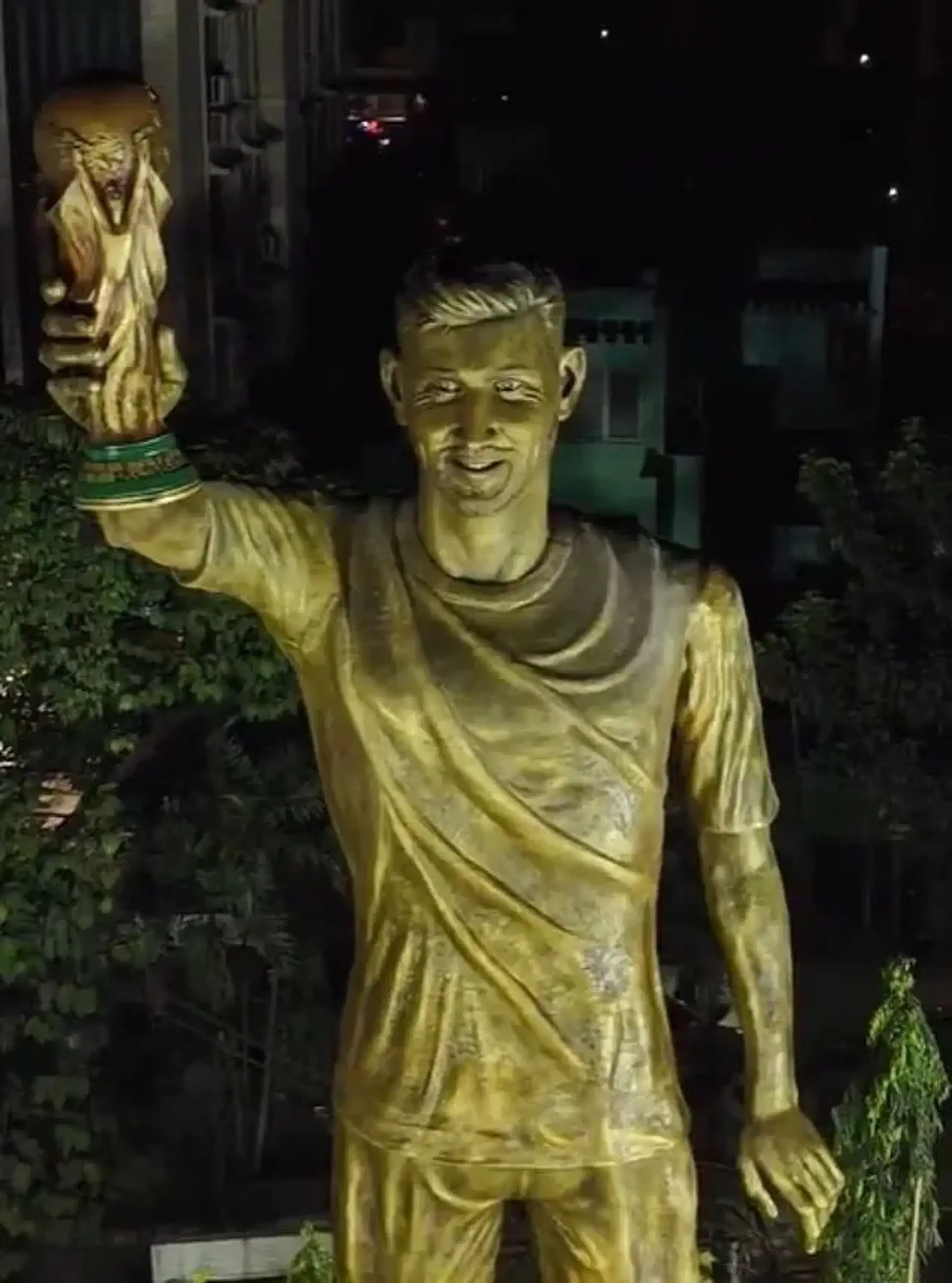 Greatness: 'World’s tallest' Messi statue unveiled in Kolkata ahead of ...