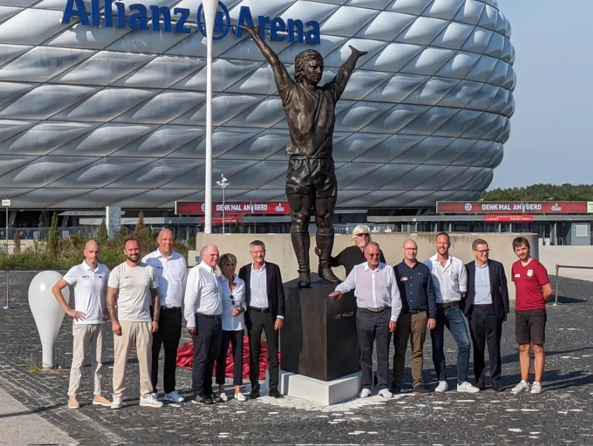 Bayern errichtet die Statue von Gerd Müller vor der Allianz Arena ...