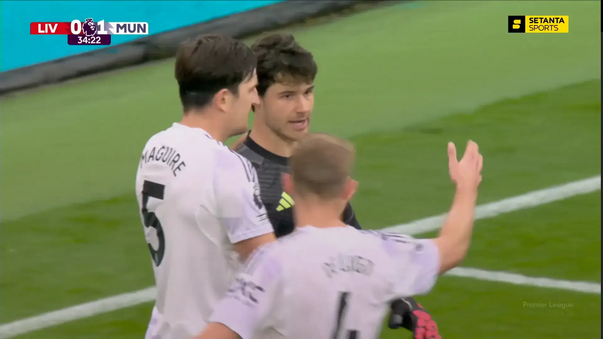 Senne Lammens gets showered with love by Man United players after ...