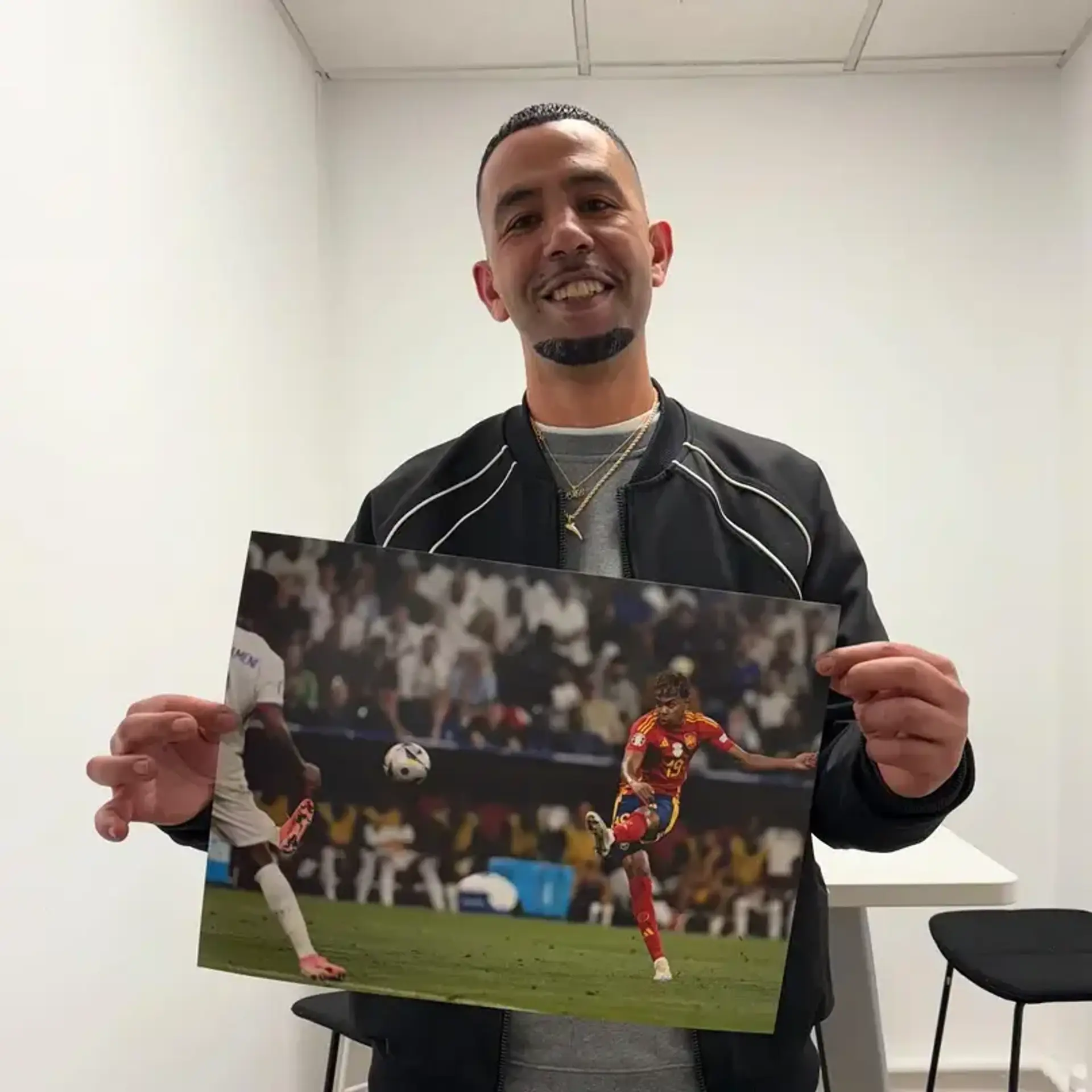 "Le père de Lamine Yamal encadre et pose avec une photo de CE super but ...