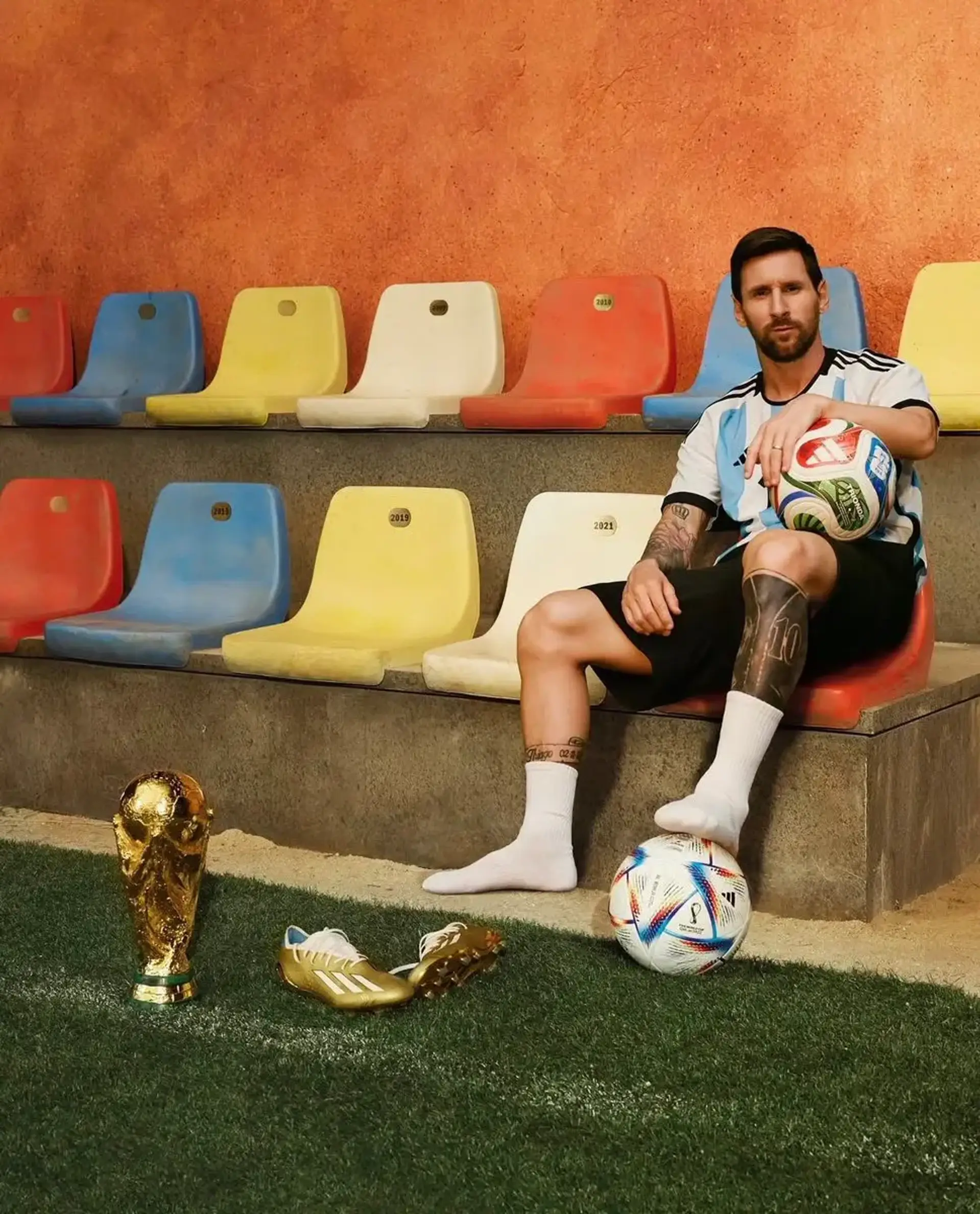 Lionel Messi posts cold picture with World Cup trophy sending fans into ...