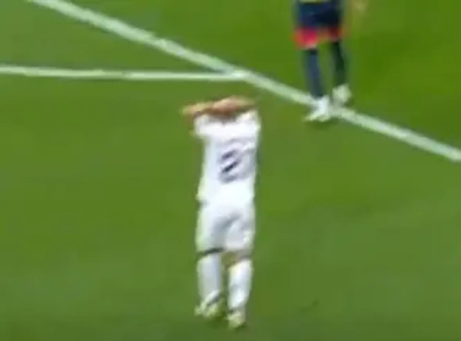 Luka Modric marque un but incroyable depuis l'extérieur de la surface ...