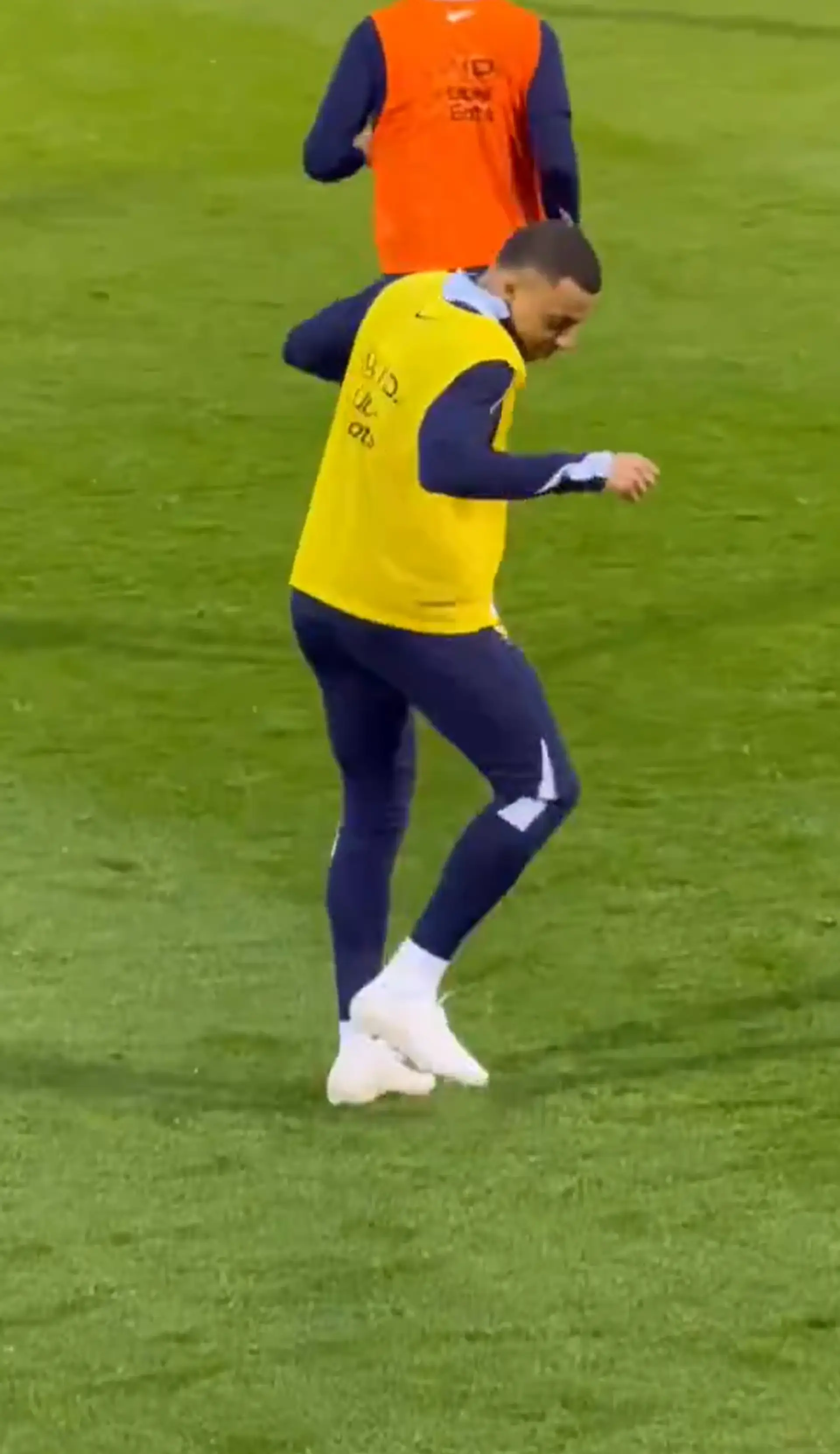 Aperçu : Kylian Mbappé effectue des pas de danse en plein entrainement ...