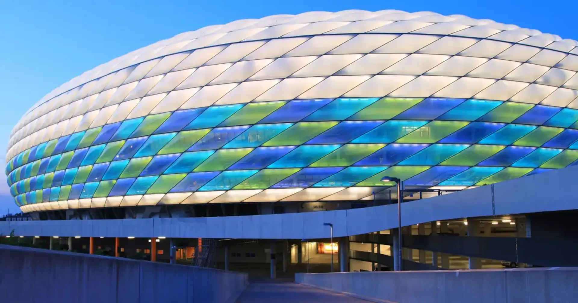 Allianz Arena ist das einzige Stadion, das sich um das CL-Finale 2028 ...