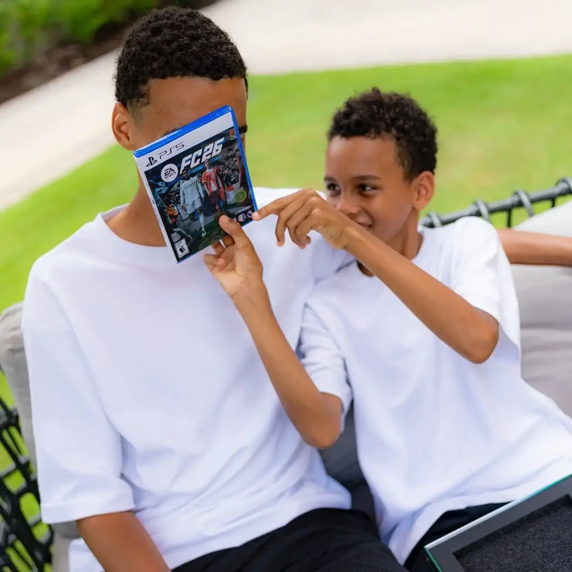 🎮 Jamal Musiala surprises little brother Jerrell with EA FC 26 cover ...