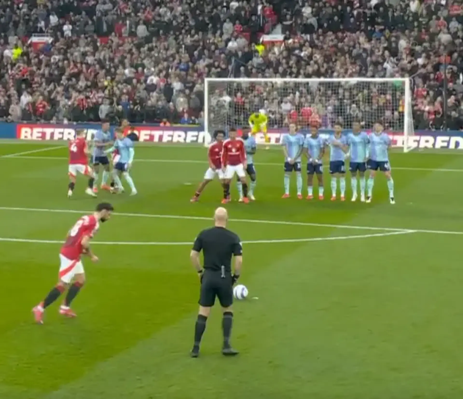 'Raya looks like a midget in goal': Fans slam Arsenal keeper's ...