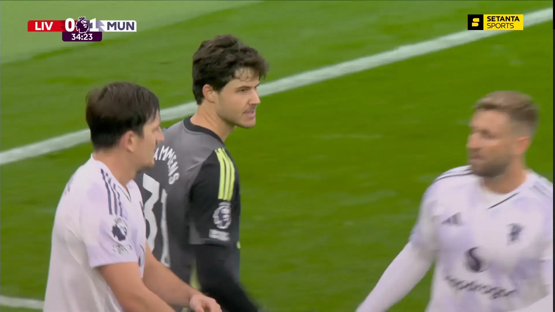 Senne Lammens gets showered with love by Man United players after ...