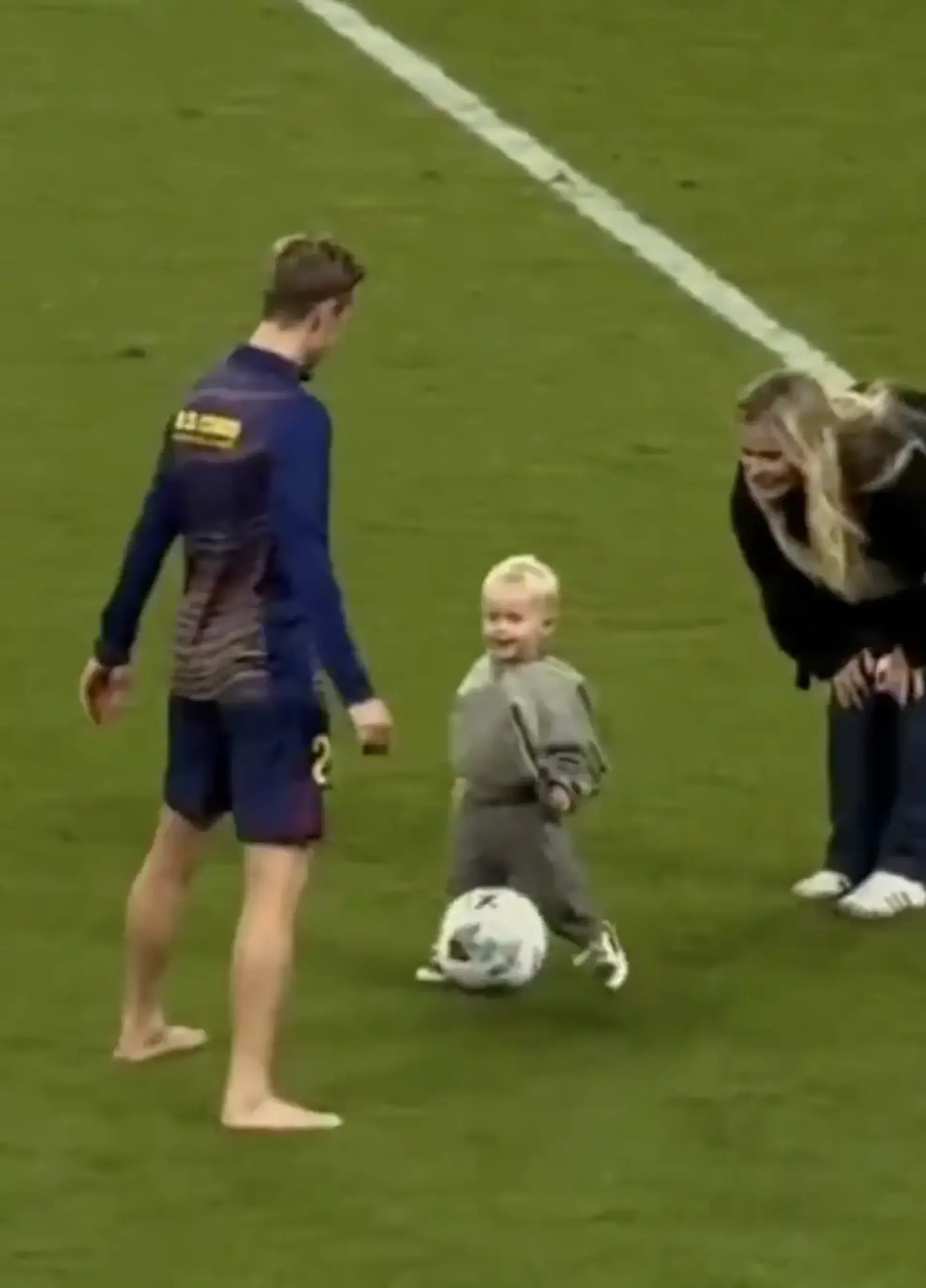 Frenkie de Jong partage un moment tendre avec son fils après la ...