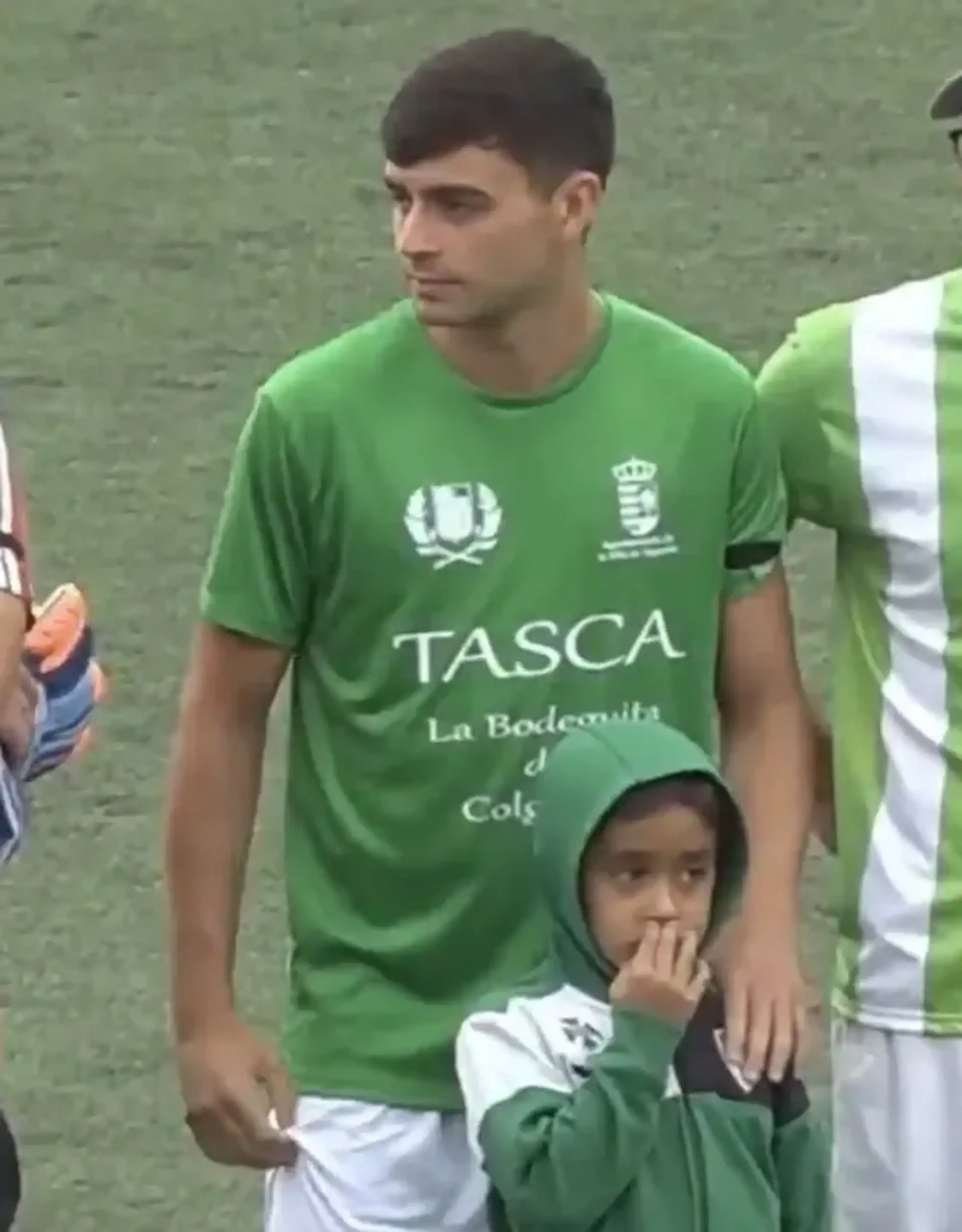 Pedri rejoue pour son club d’enfance, le Tegueste FC, pour une occasion ...