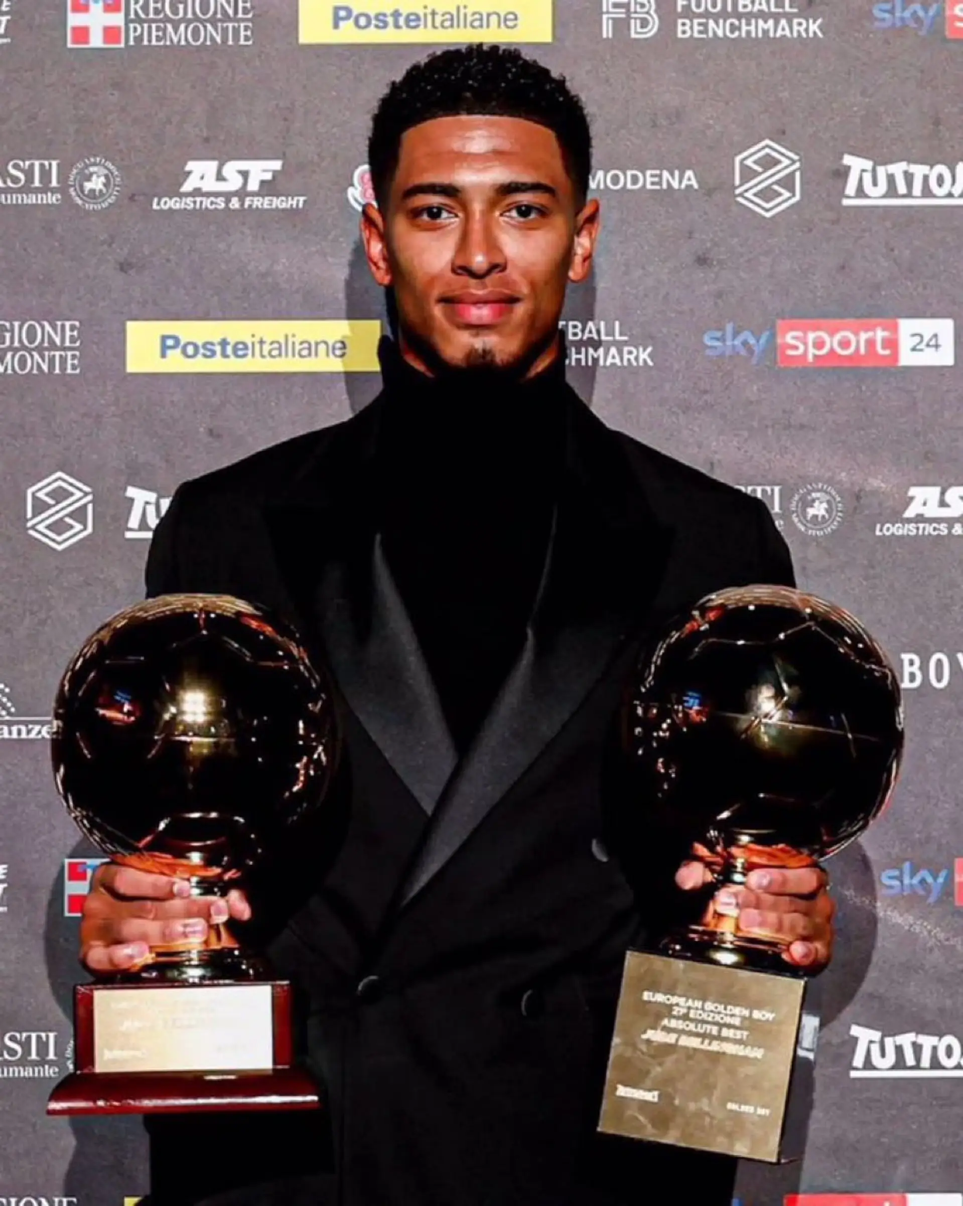 6 meilleures photos alors que Bellingham pose avec le Golden Boy Award ...