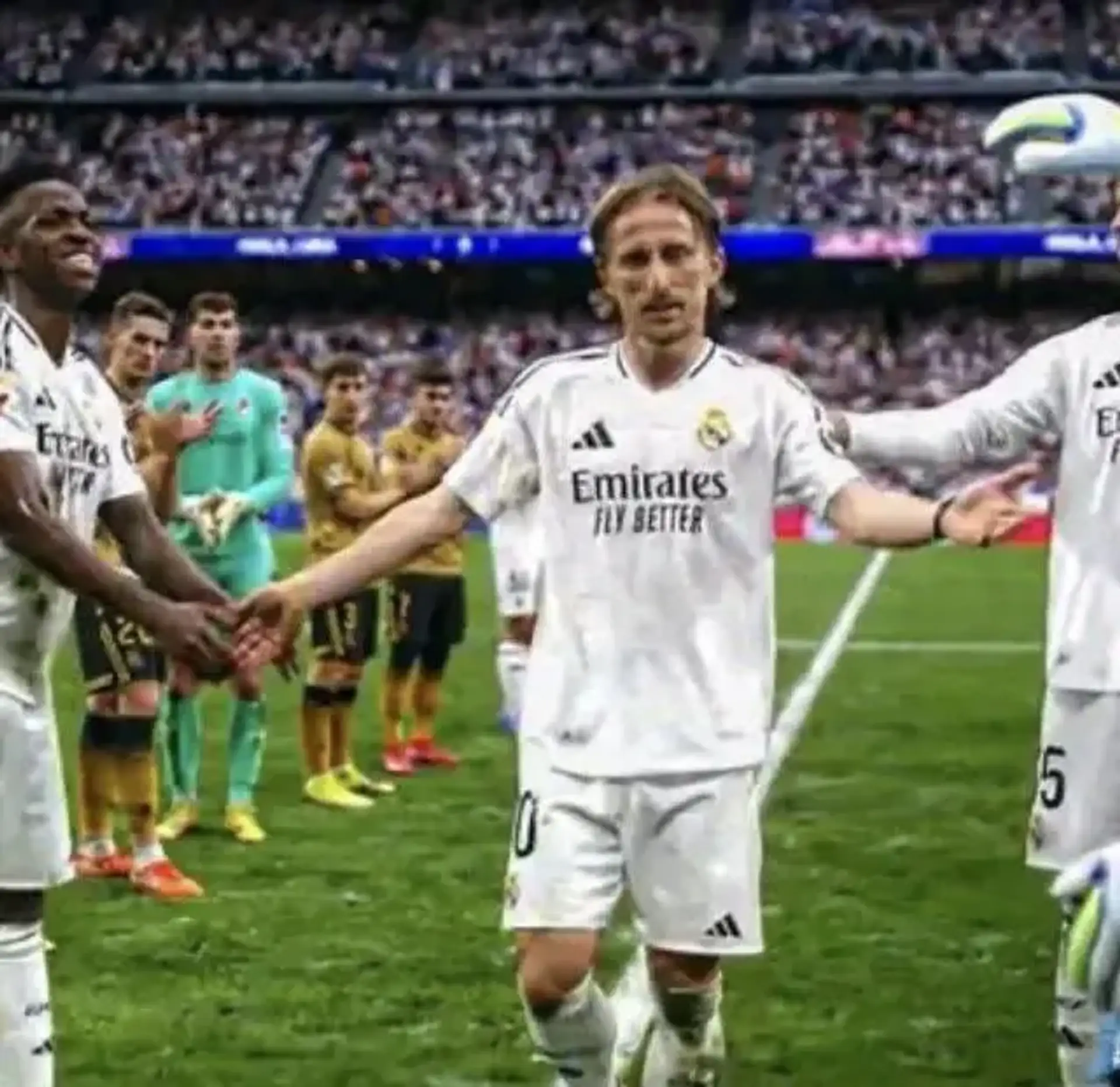 Jugadores del Real Madrid y la Real Sociedad forman pasillo de honor ...
