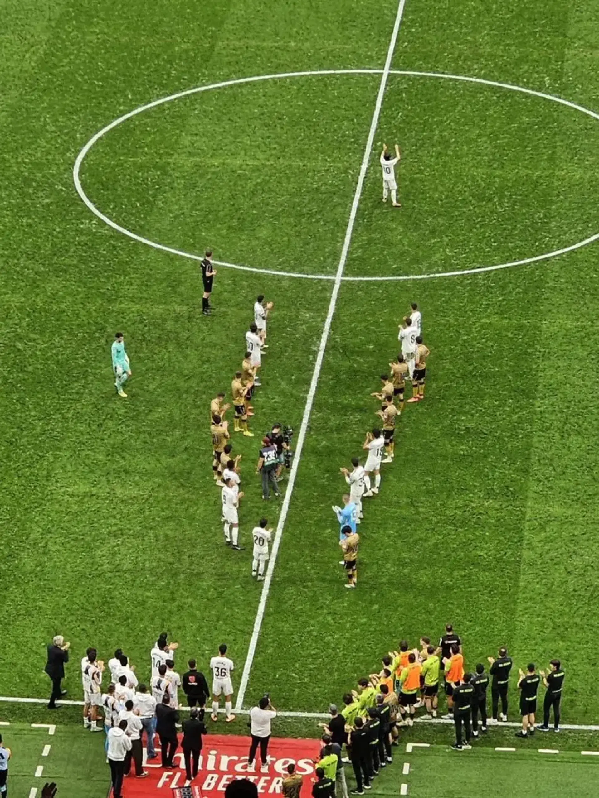 Jugadores del Real Madrid y la Real Sociedad forman pasillo de honor ...