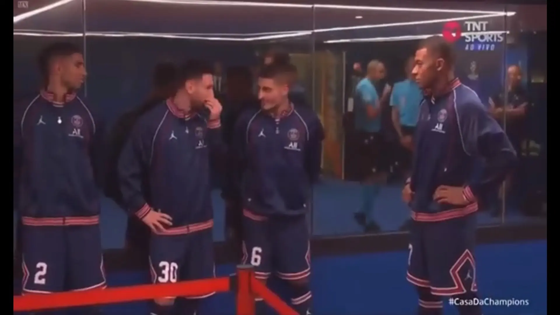 Mbappé asustado por el árbitro en el tunel de vestuario: así reaccionó ...