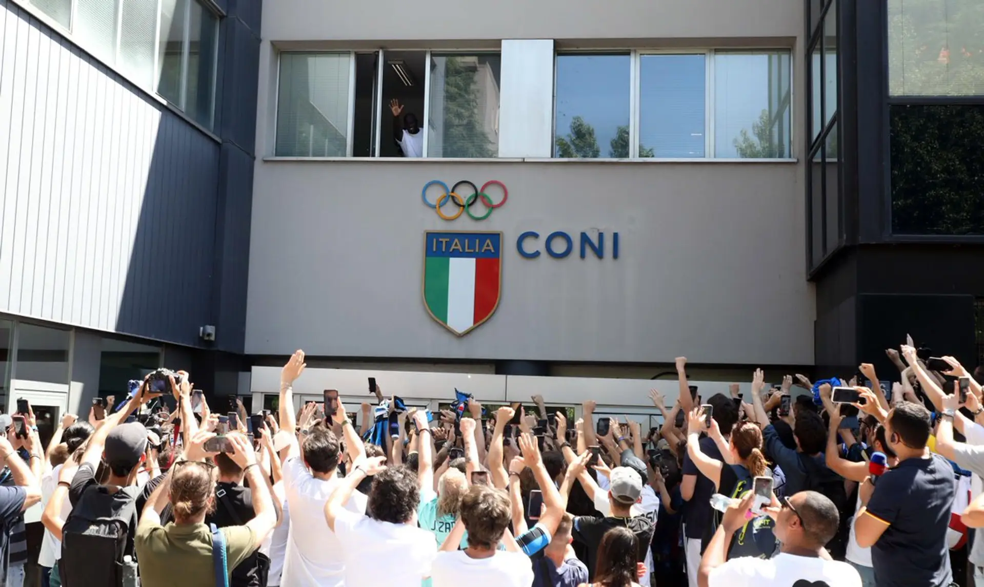 Spotted: Lukaku 'smiling again' as Inter fans gather to greet him ahead ...