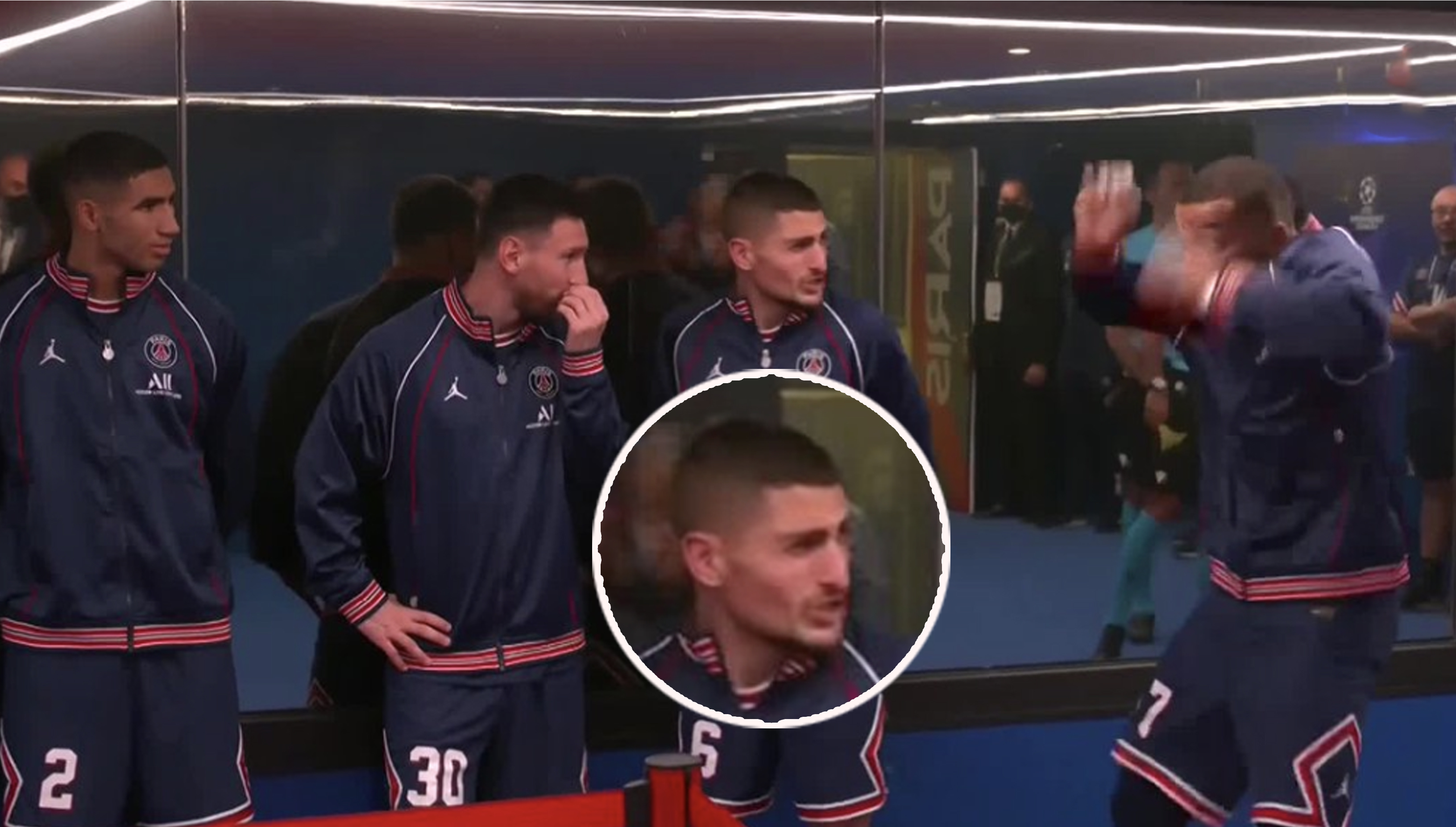 Mbappé asustado por el árbitro en el tunel de vestuario: así reaccionó ...