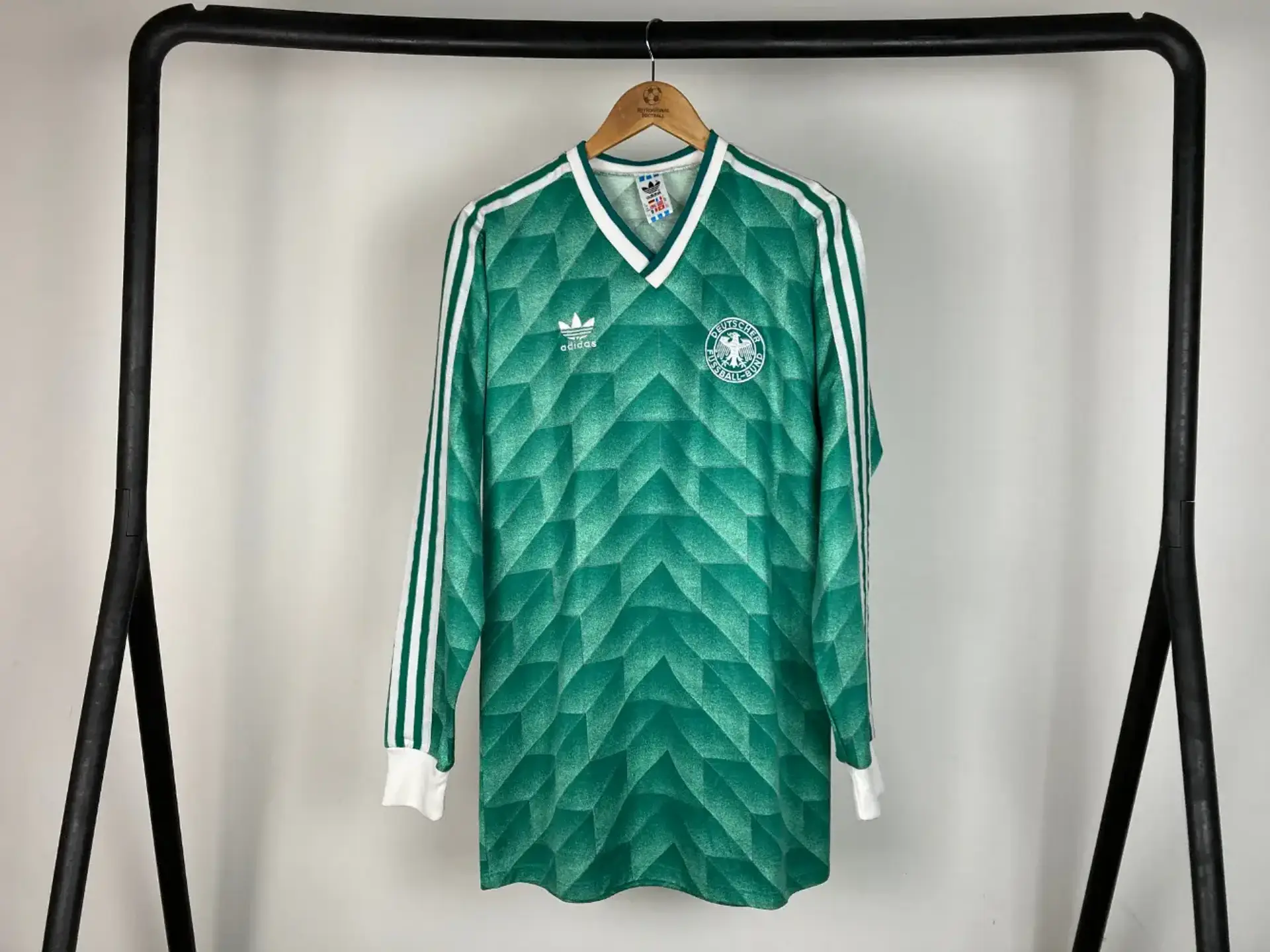 Vor Abschied im nächsten Jahr: Adidas plant, Deutschlands ...
