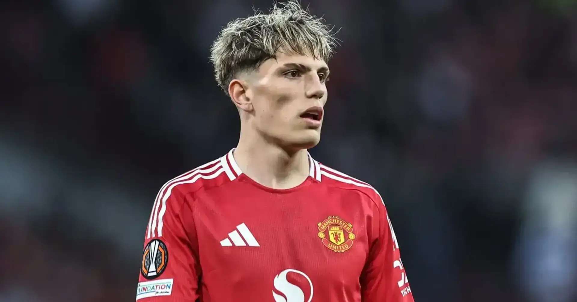 Spotted: Viral photo of Man United’s Garnacho and his harmful habit ...