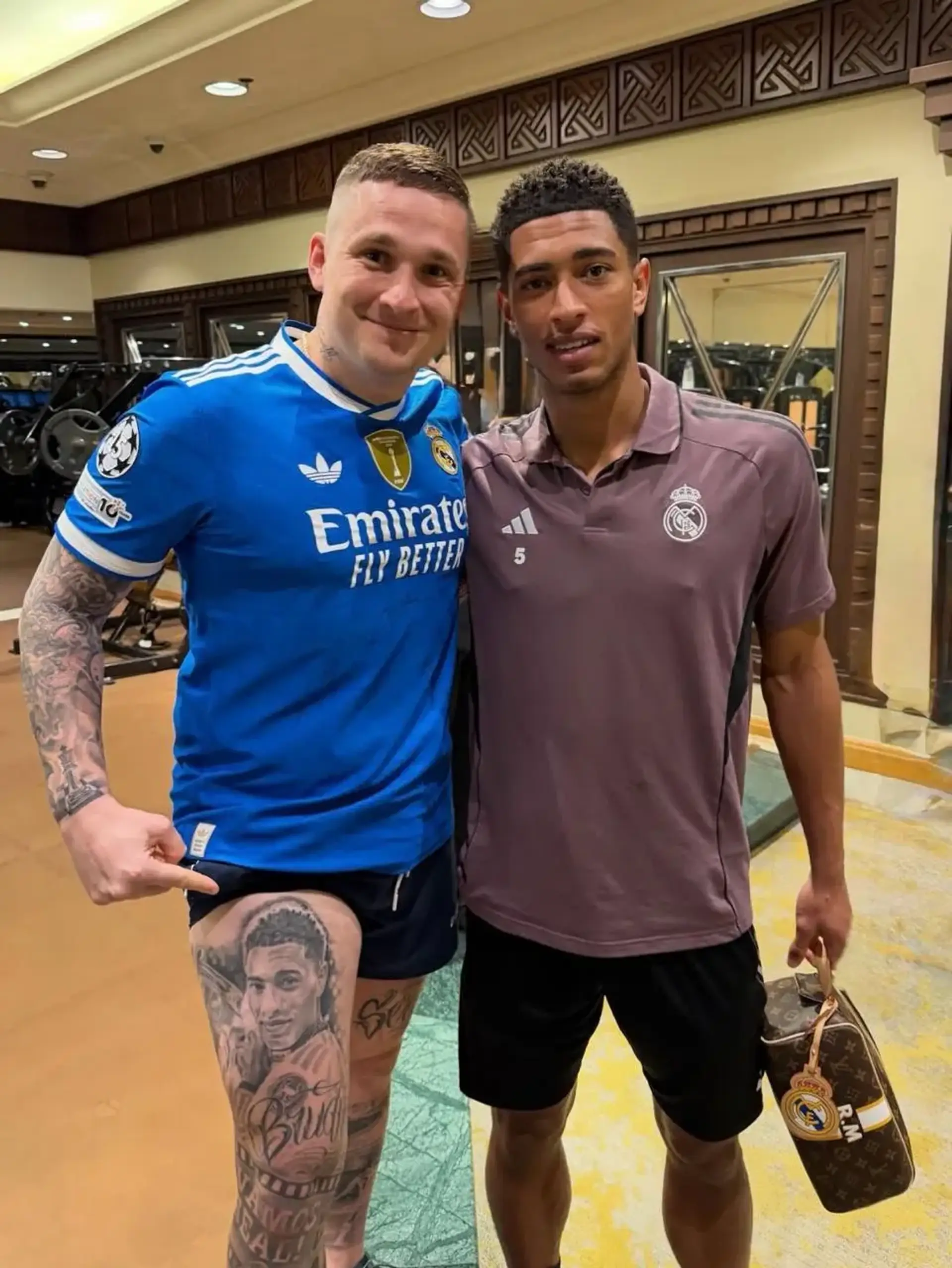 🤯 Real Madrid superfan tattoos Jude Bellingham’s face on his THIGH ...