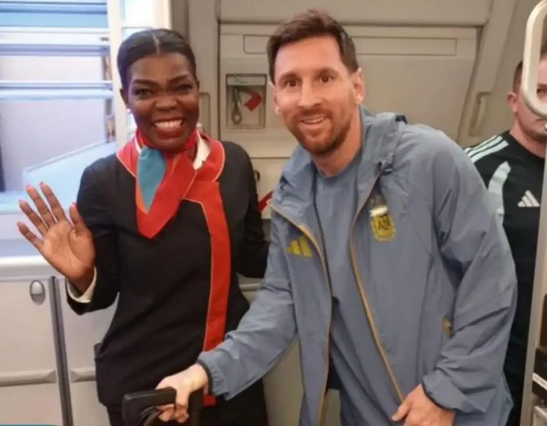 Lionel Messi posa felicemente per le foto con l'equipaggio di volo che ...