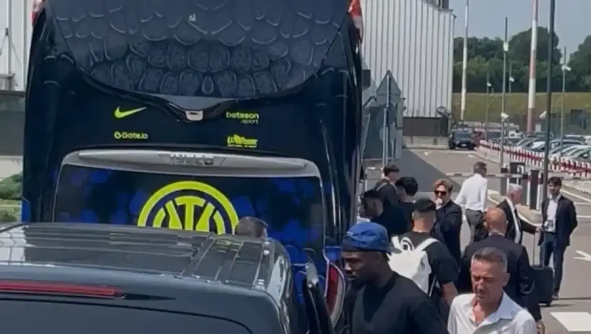 Only one Inter fan greeted team after Champions League thrashing ...