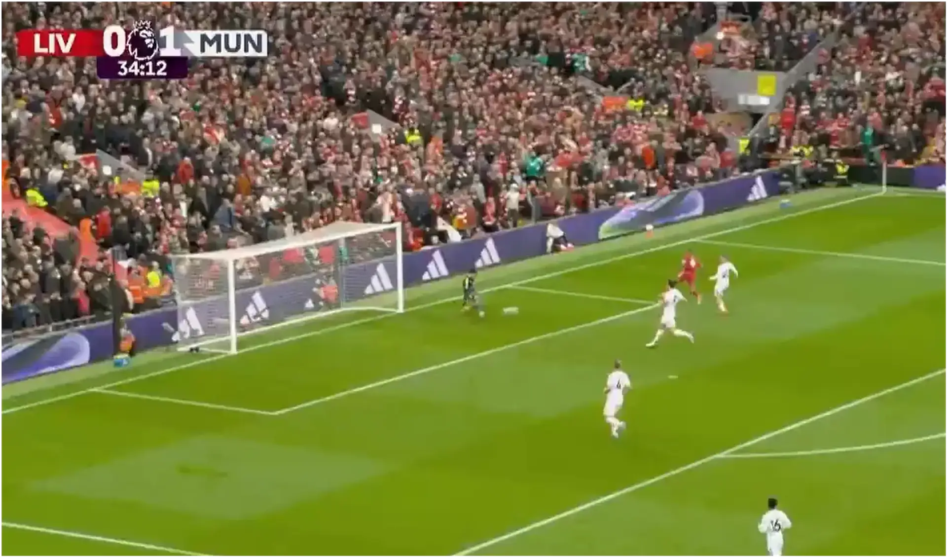 Senne Lammens gets showered with love by Man United players after ...