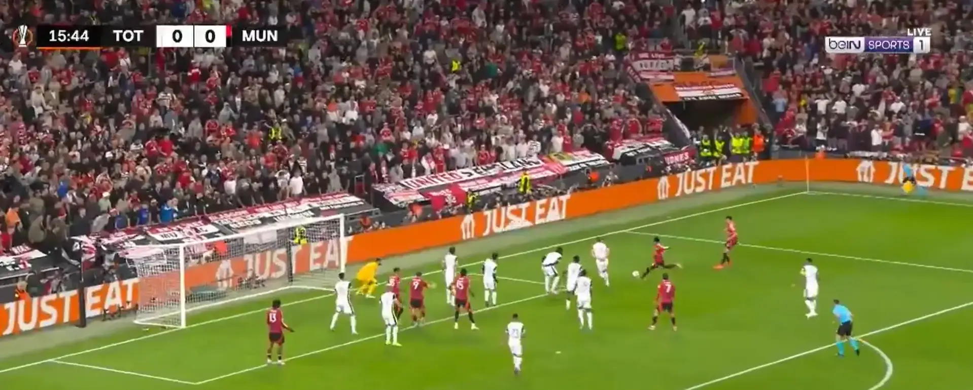 🤯 Man Utd bench's reaction spotted as Amad misses HUGE chance vs Spurs ...