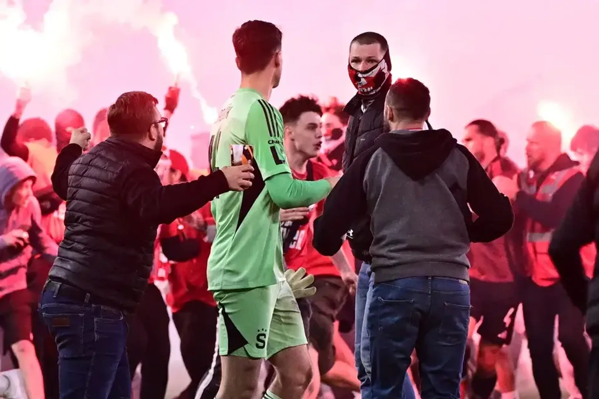 Slavia Prague fans storm pitch to celebrate title BEFORE final whistle ...
