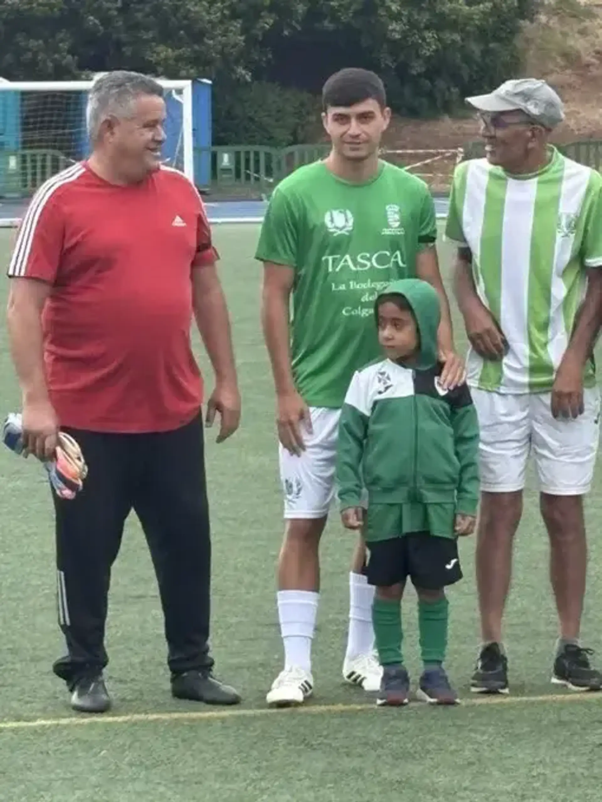 Pedri rejoue pour son club d’enfance, le Tegueste FC, pour une occasion ...