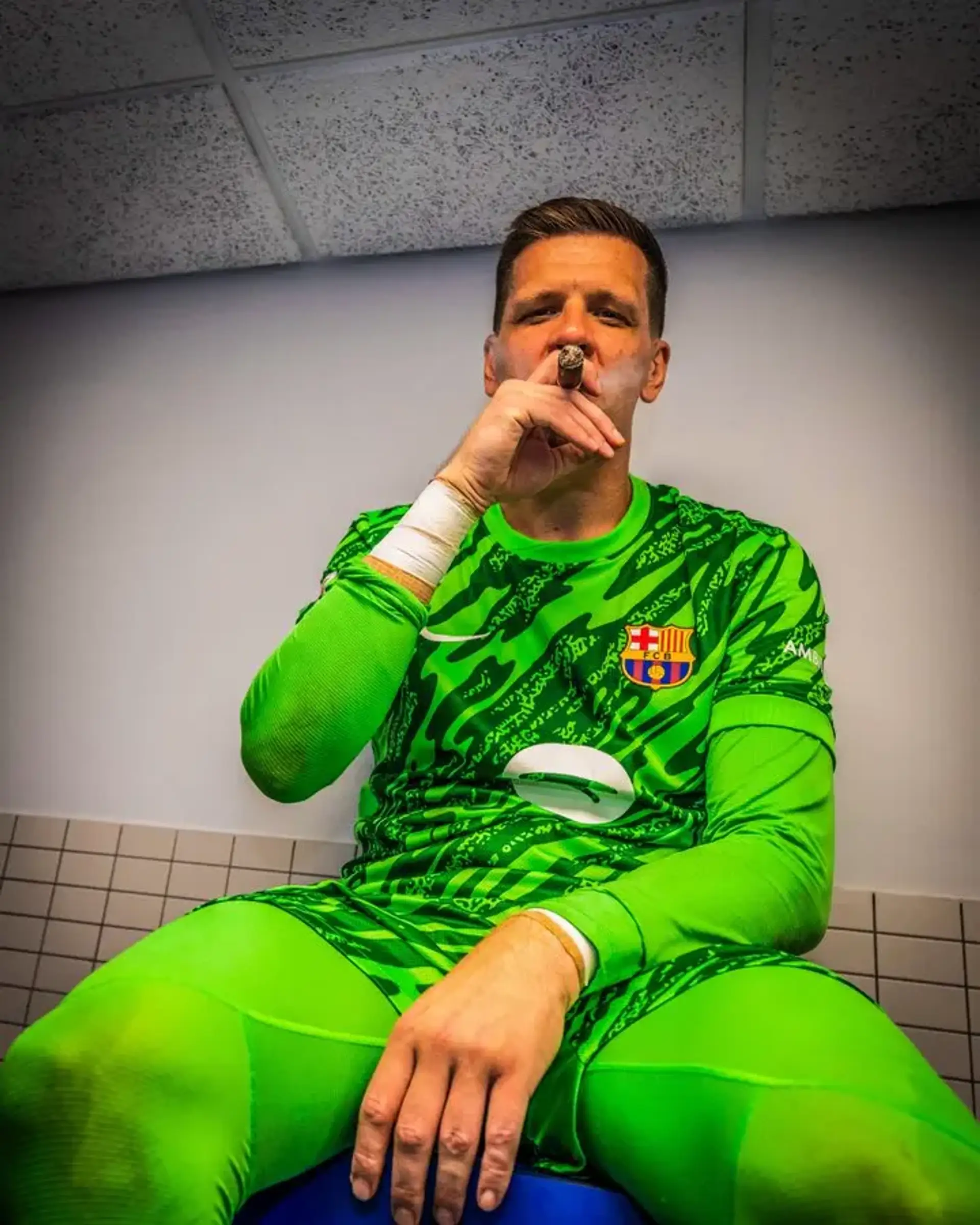 Spotted: Szczesny smoking big cigar as Barcelona players fall over ...