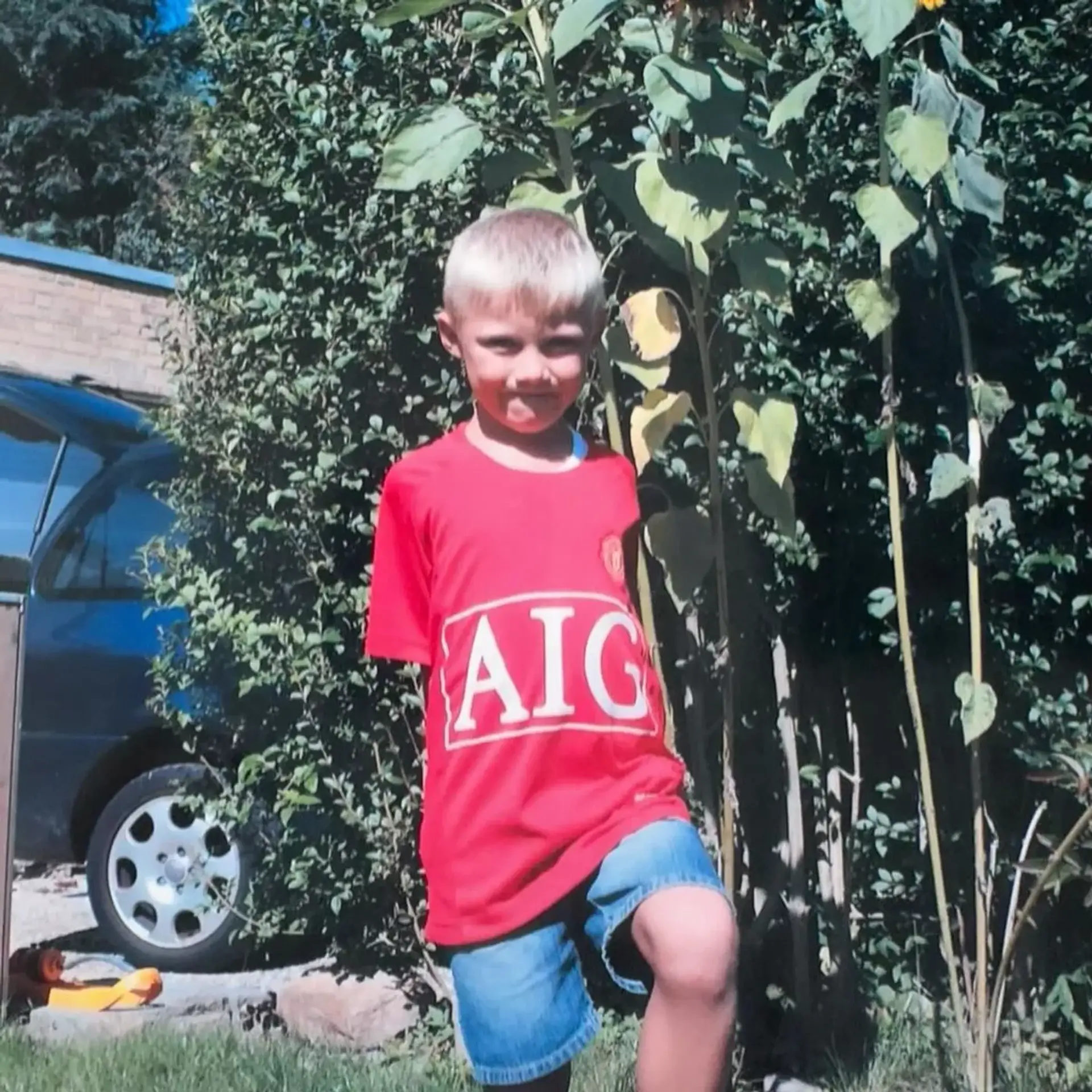 Rasmus Hojlund shares adorable childhood photo of himself in Man United ...