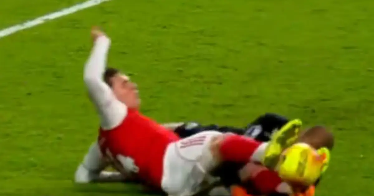 Viktor Gyokeres clatters into Robert Sanchez after Chelsea goalkeeper's ...