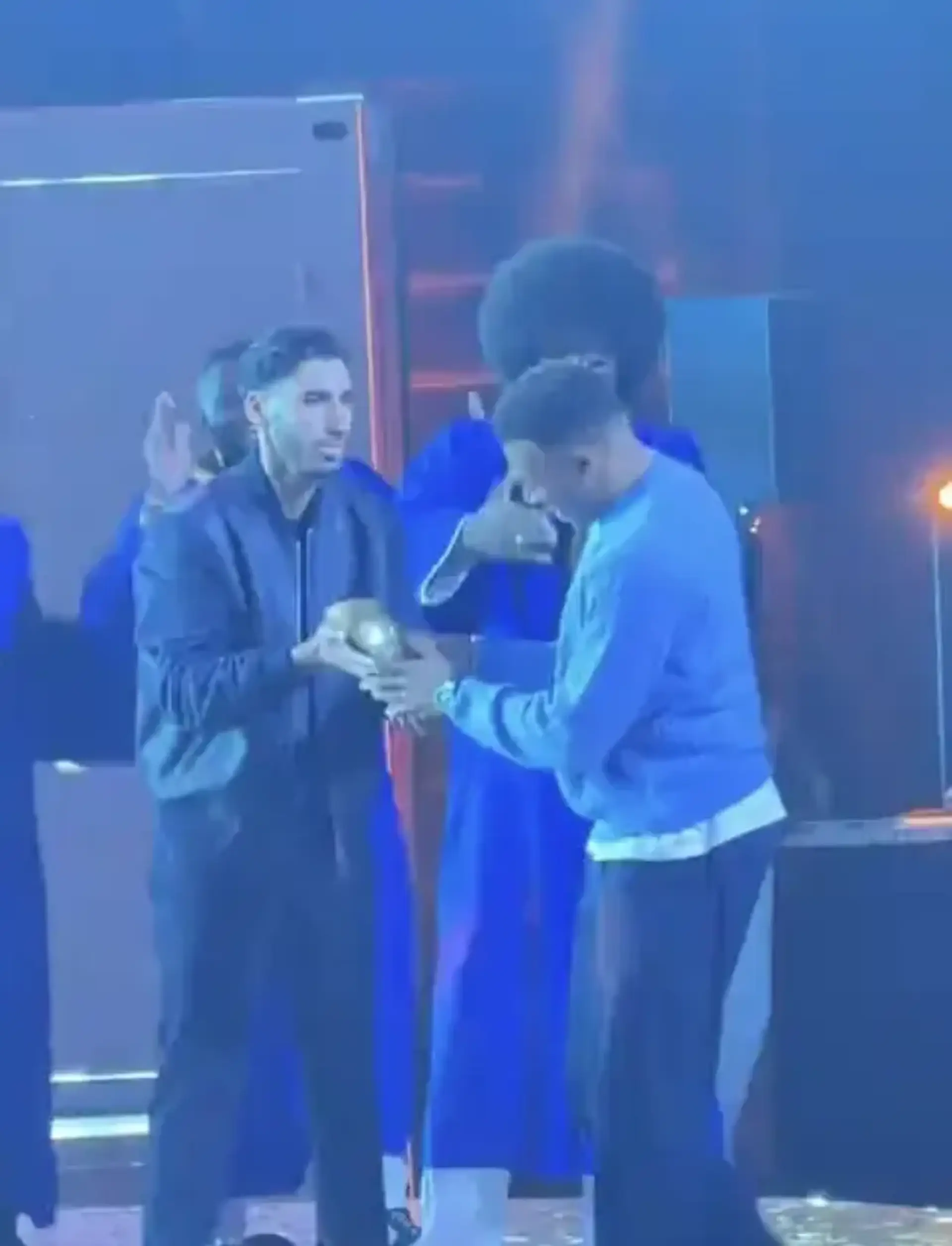 Kylian Mbappé erhält in französischer Comedy-Show als Scherz einen ...