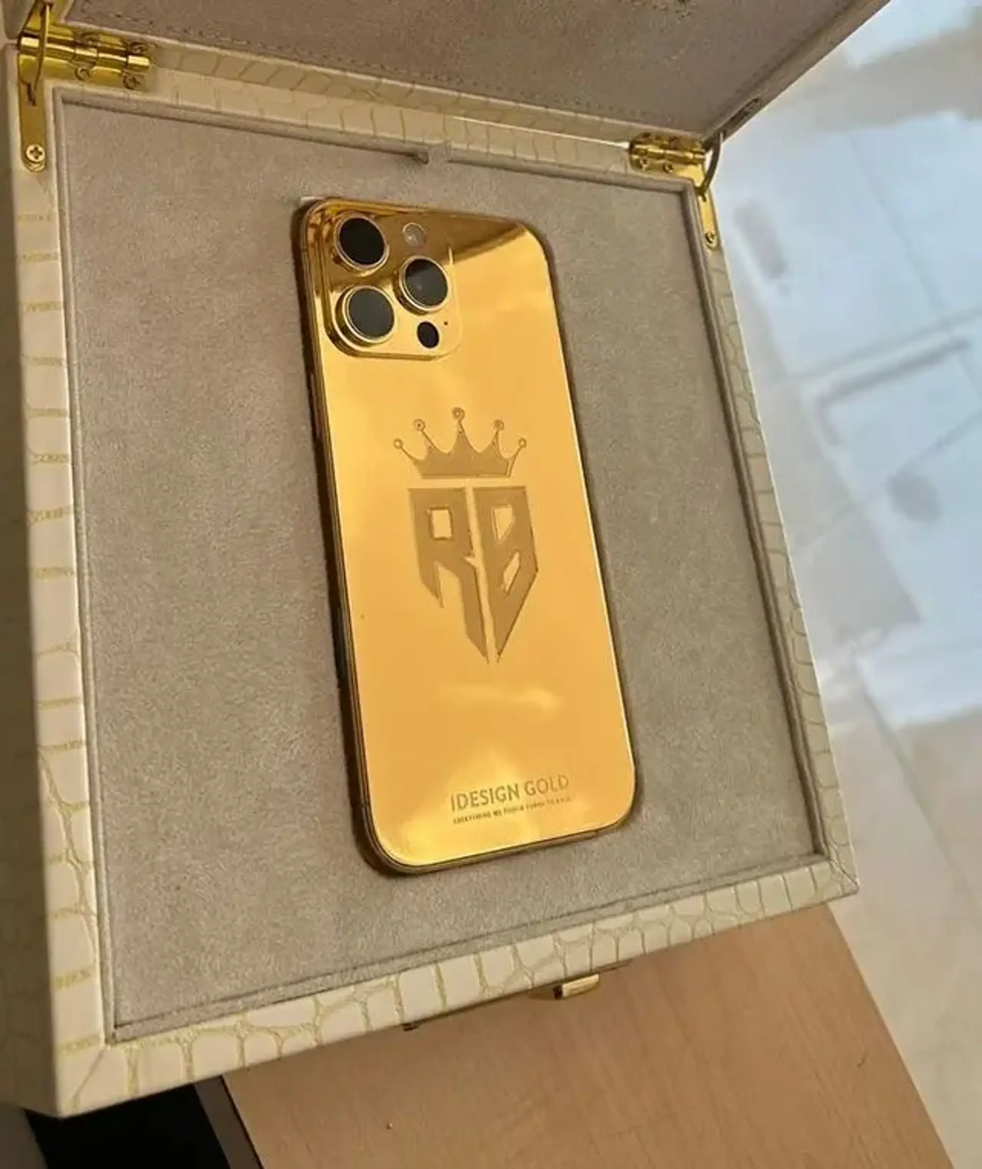 Raphinha offre un iPhone en or à Yamal pour célébrer sa victoire au ...