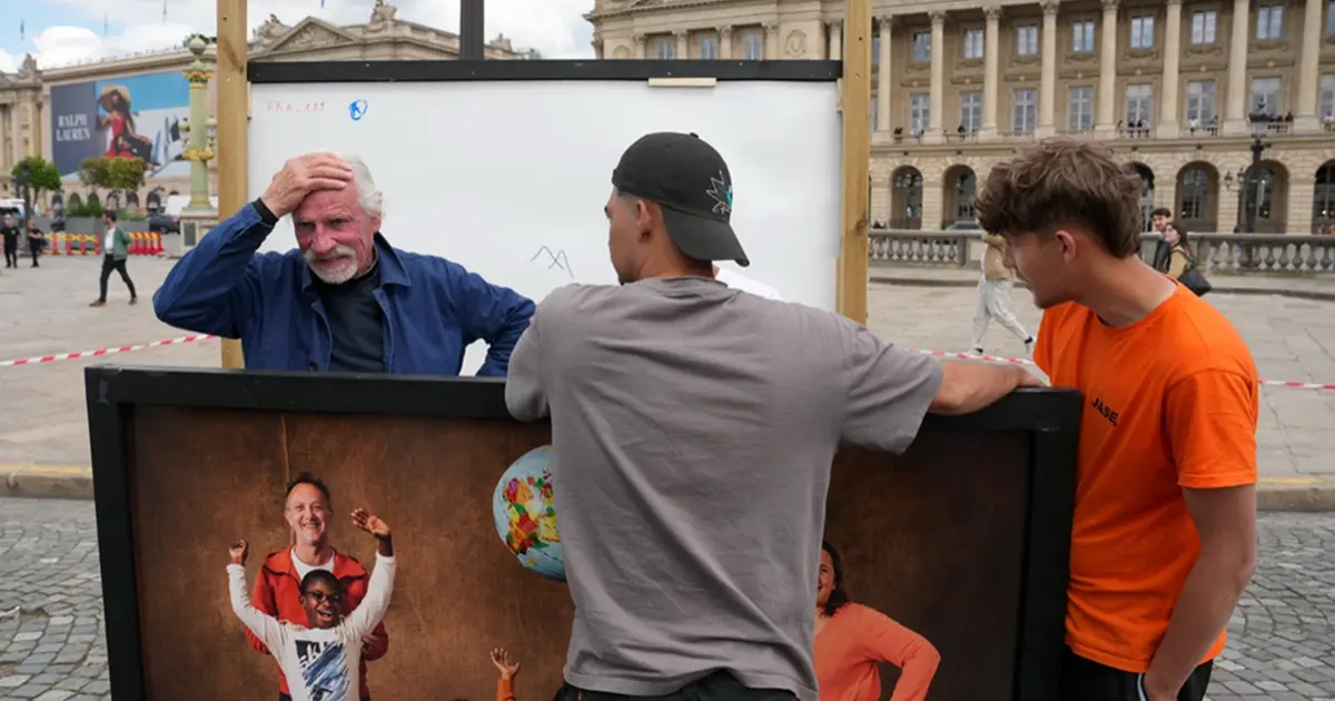 Les supporters du PSG détruisent une exposition à Paris pendant les ...