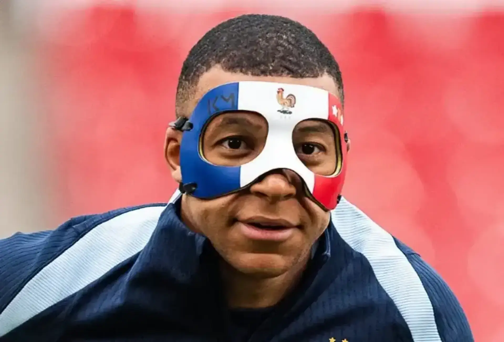 Mbappe zeigt die Maske, die er aufm Feld tragen könnte - anders als die ...