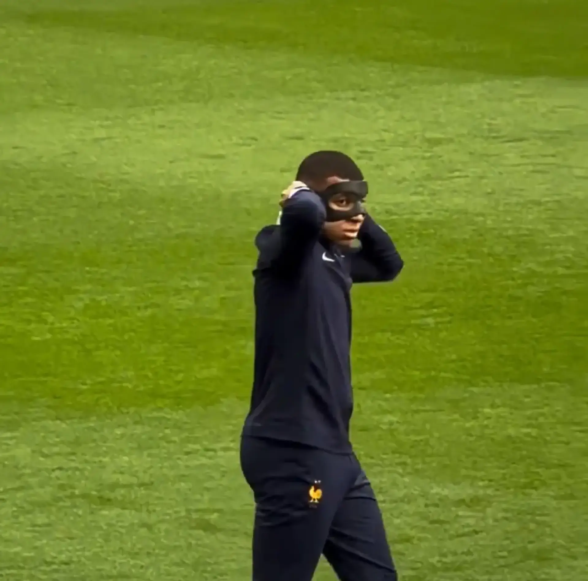 Aperçu : Kylian Mbappé s'entraine avec un NOUVEAU masque avant le match ...