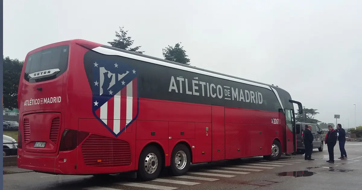 Atletico Madrid bus smashed by Barca fans on arrival at Camp Nou ...