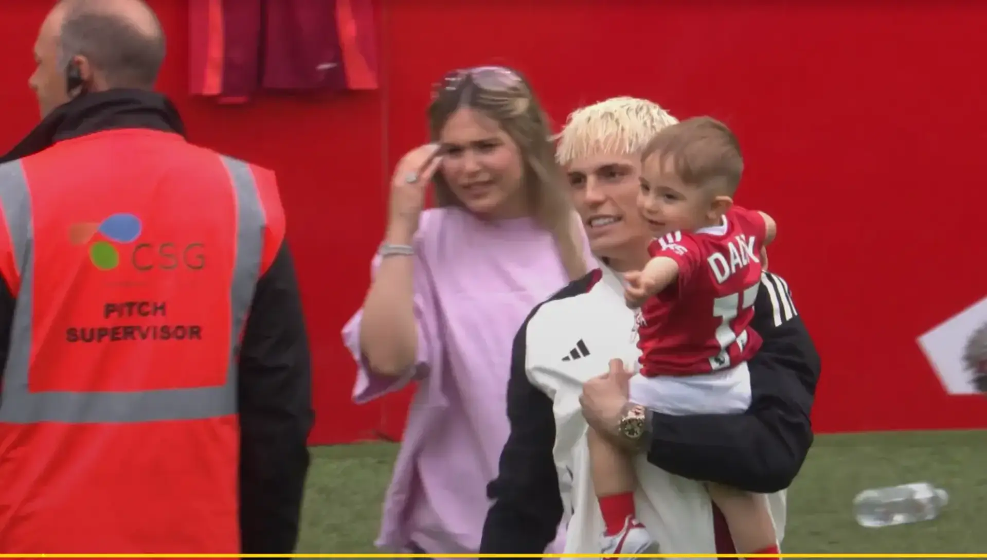 Man United fans serenade Alejandro Garnacho with popular chant in ...