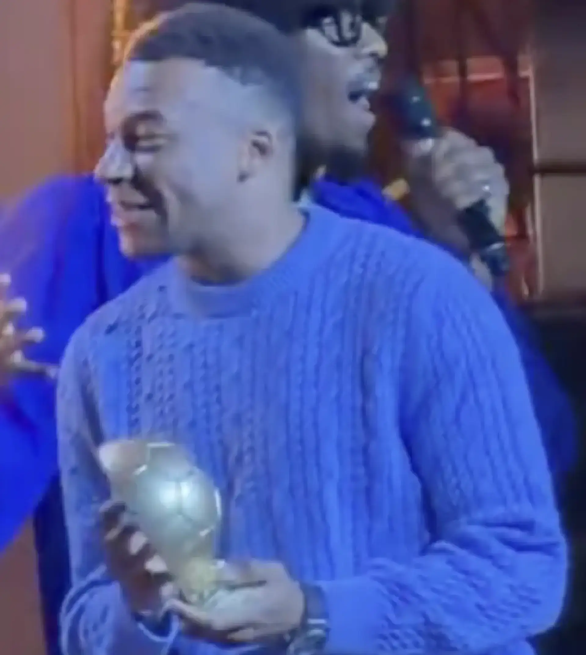 Kylian Mbappé recibe medio Balón de Oro como broma en un show de ...