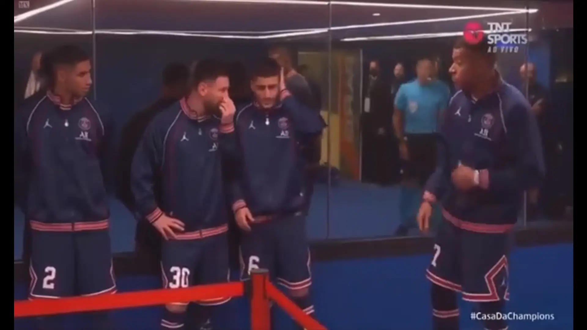 Mbappé asustado por el árbitro en el tunel de vestuario: así reaccionó ...